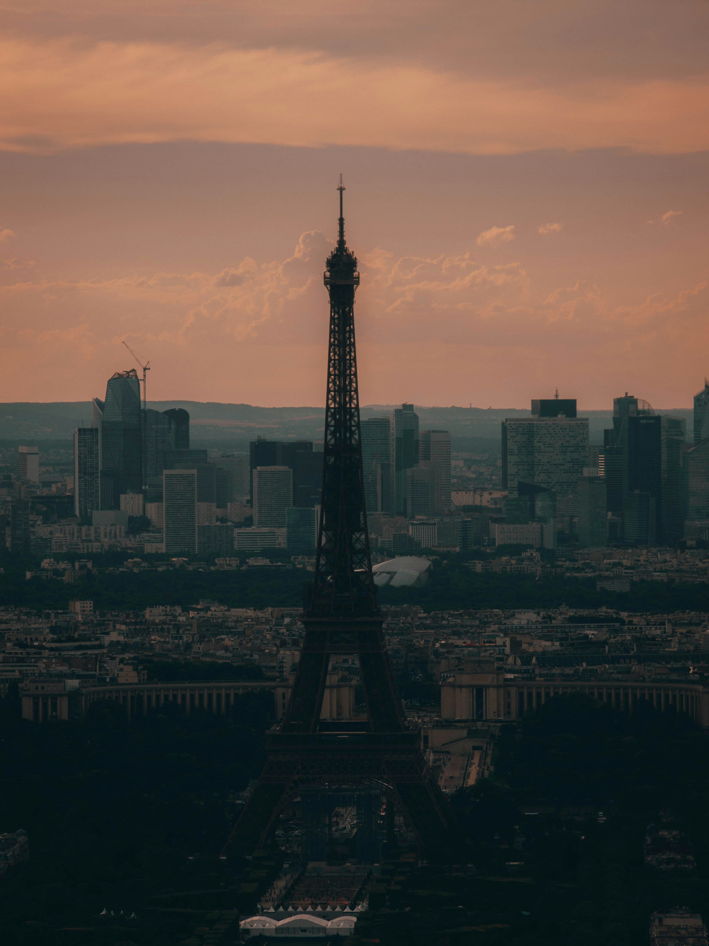 Una alta torre de metal en una ciudad foto – Imagen de París gratuita ...