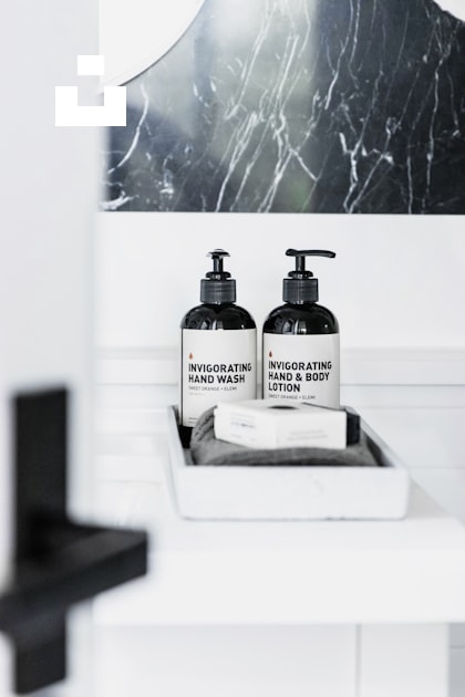 Foto Un Par De Botellas En Un Estante Imagen Gris Gratis En Unsplash