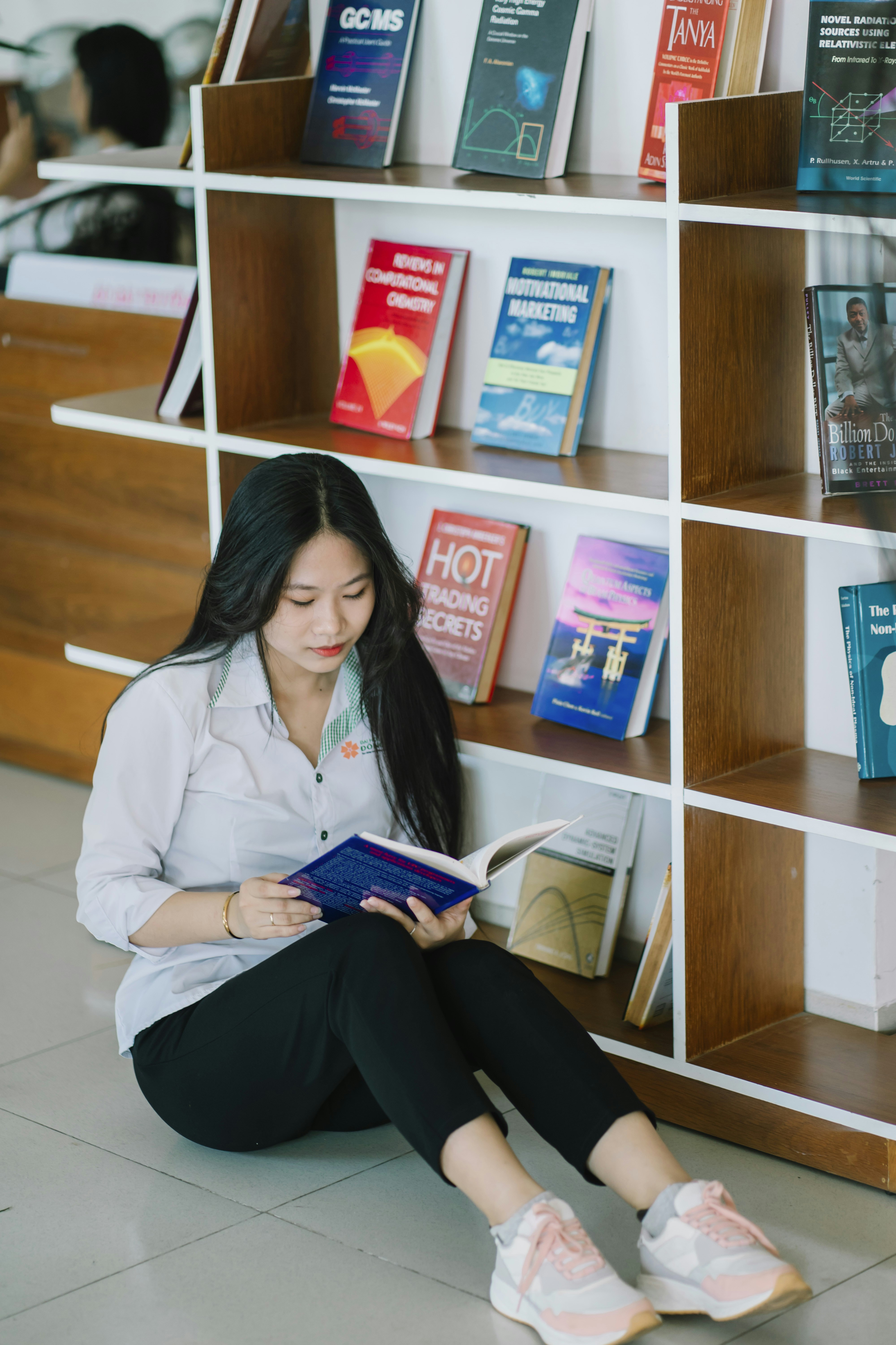 Foto Una mujer leyendo un libro – Imagen Libro gratis en Unsplash