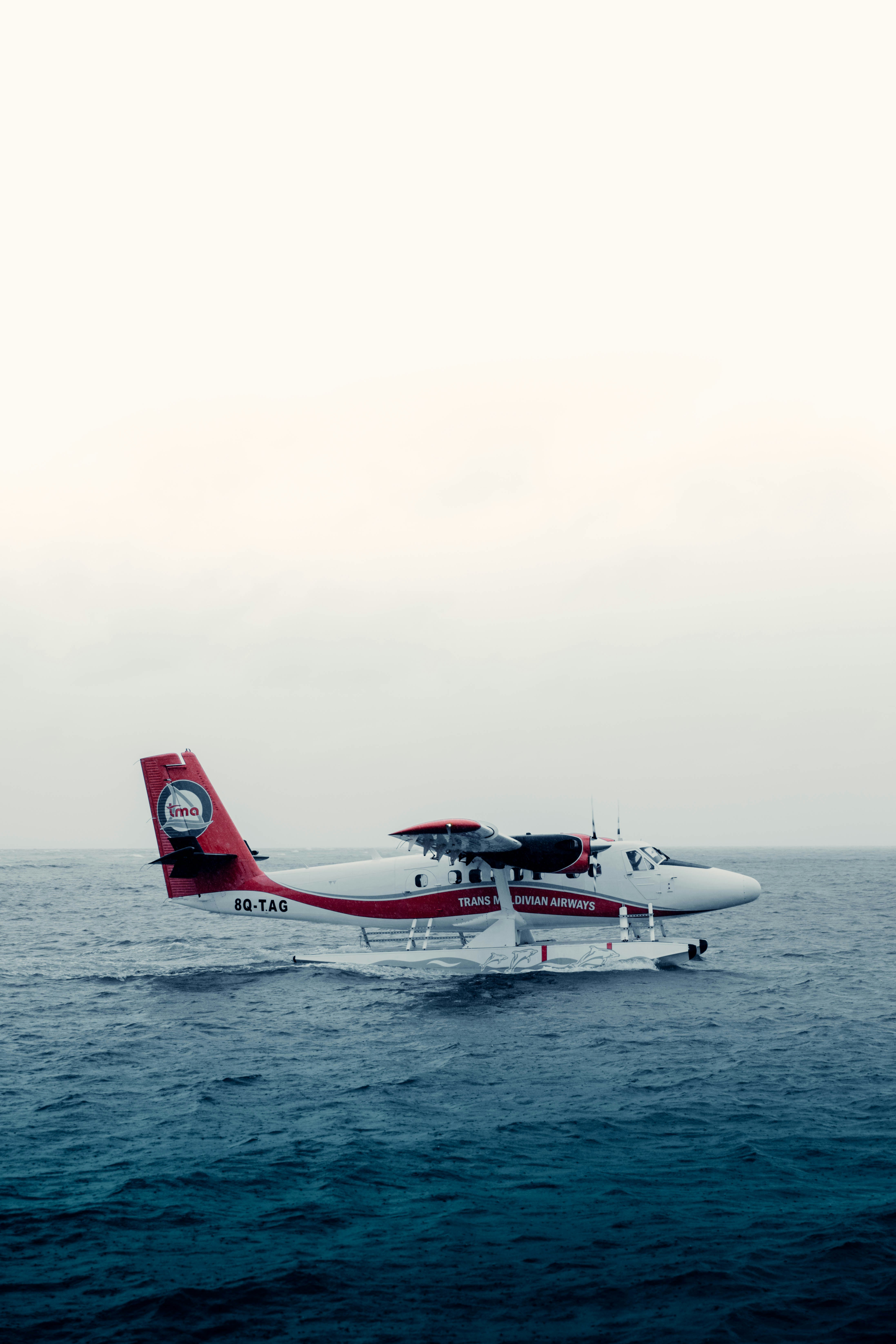 A plane in the water photo – Free Grey Image on Unsplash