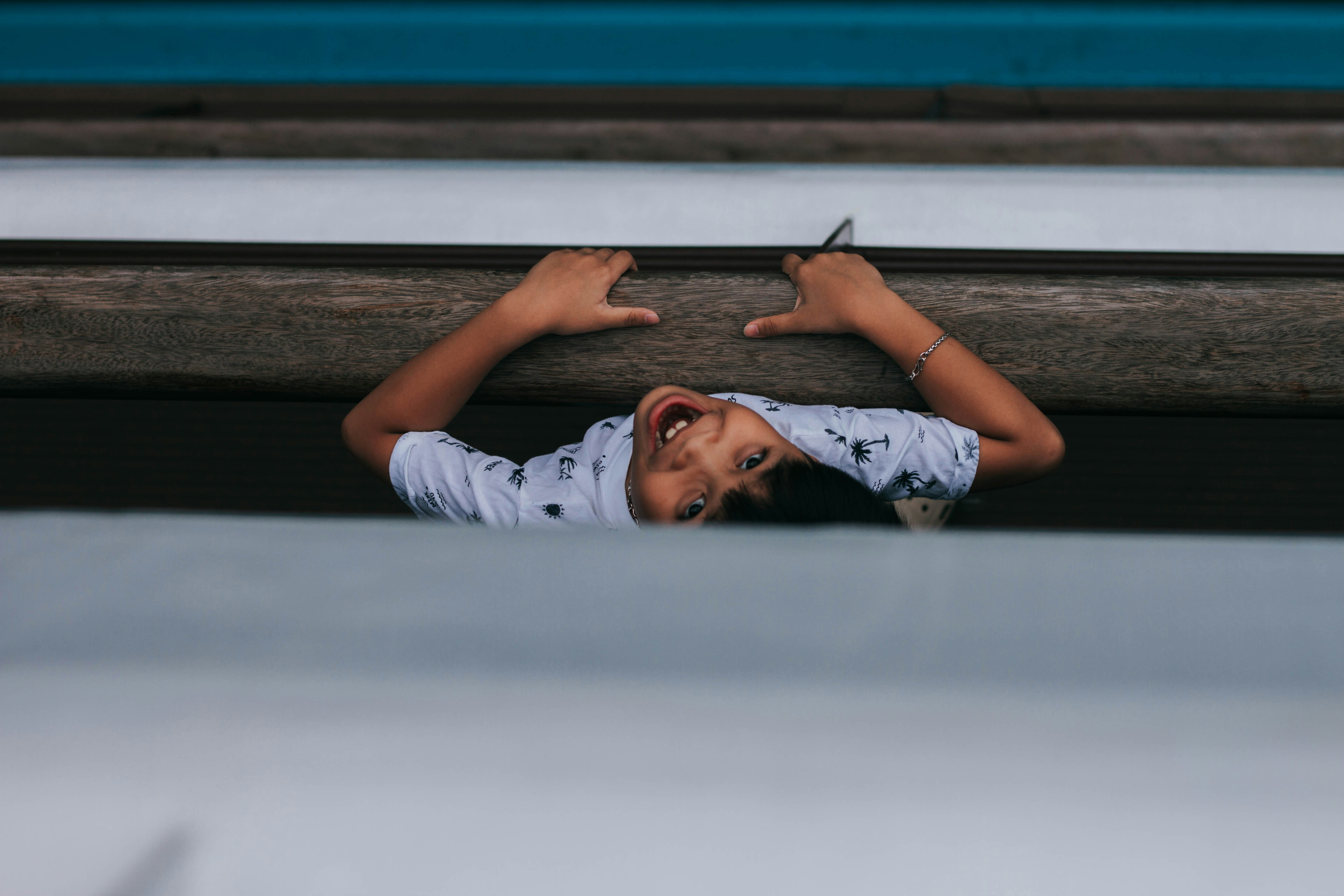 Foto Una persona acostada en un banco – Imagen Playa de mar gratis en ...