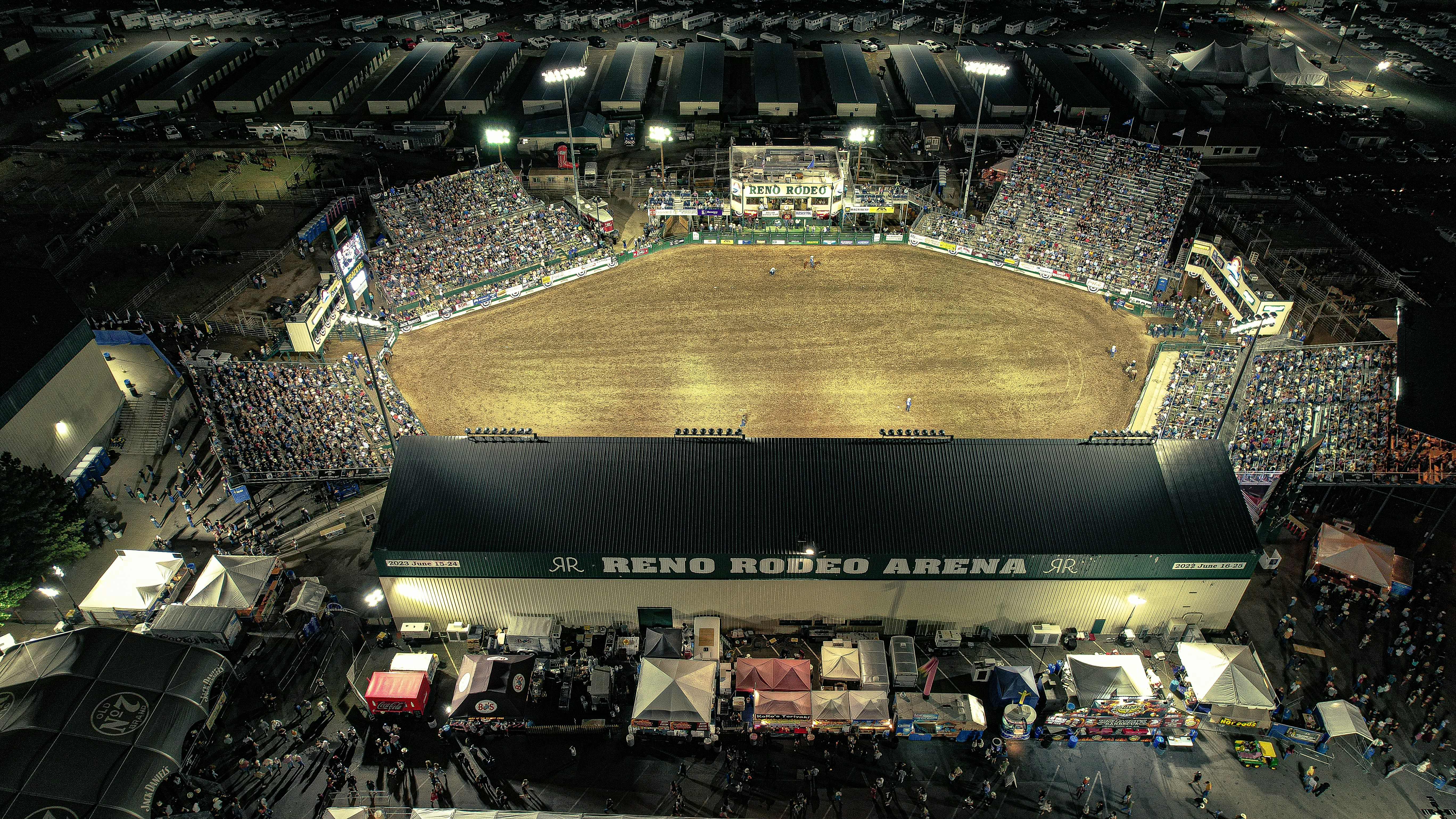 Foto Un gran estadio con un campo y una gran multitud – Imagen Centro ...