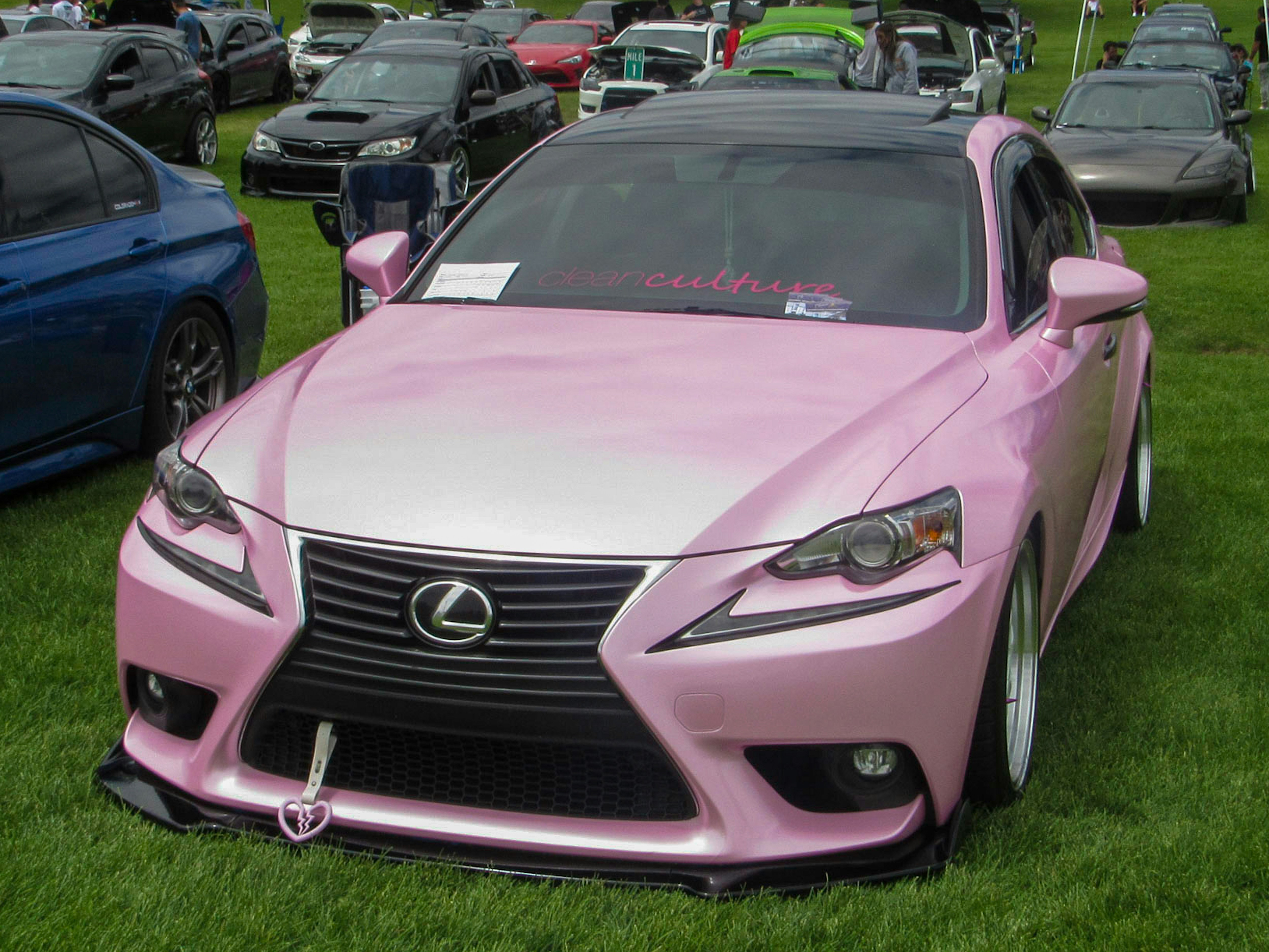 Un coche rosa aparcado sobre la hierba foto – Imagen de Coche gratuita ...