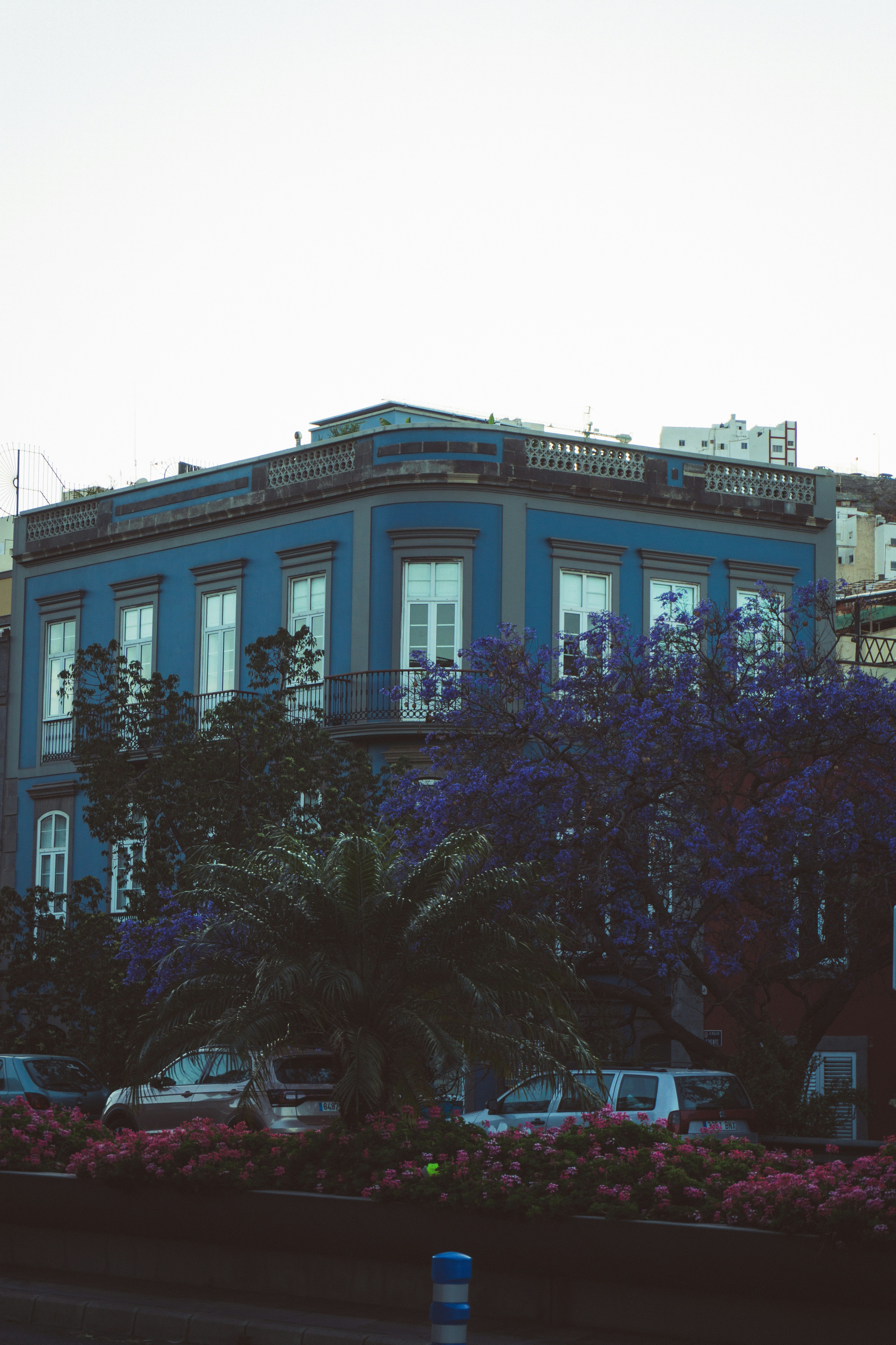 Un bâtiment au toit bleu photo – Image gratuite de Bâtiment sur Unsplash