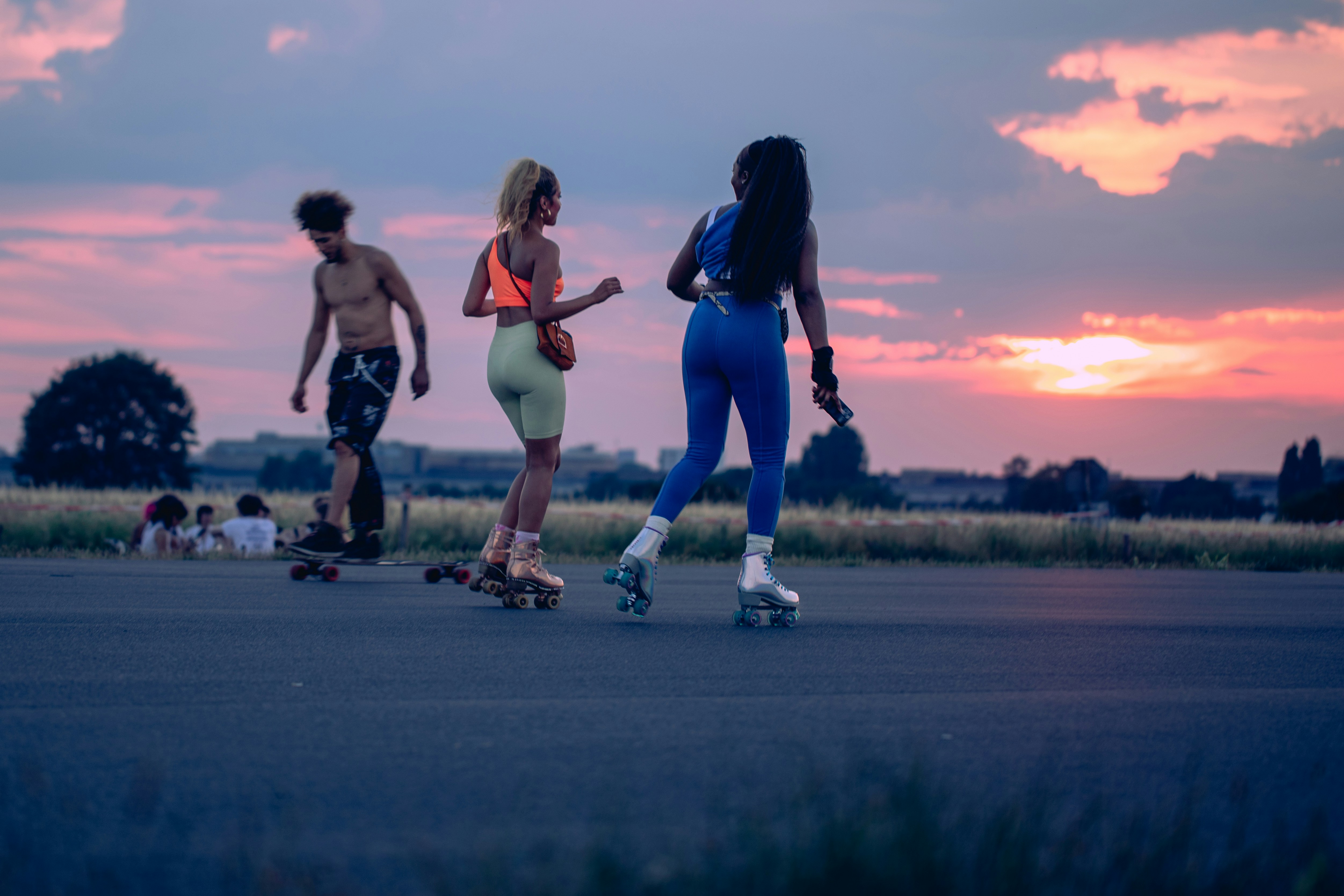 A group of people rollerblading photo – Free Human Image on Unsplash