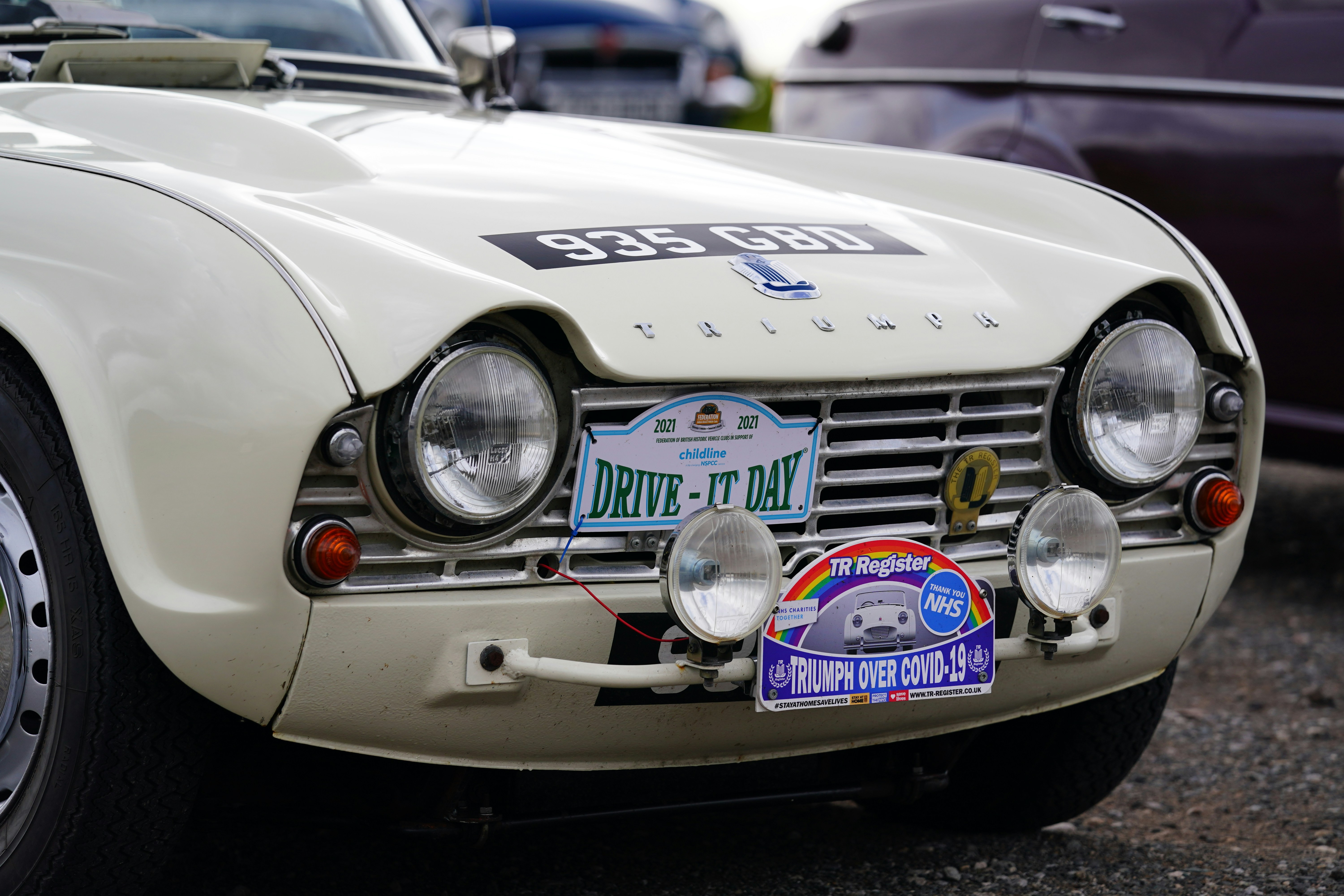 Foto zum Thema Ein weißes Auto mit blauem Kennzeichen – Kostenloses ...
