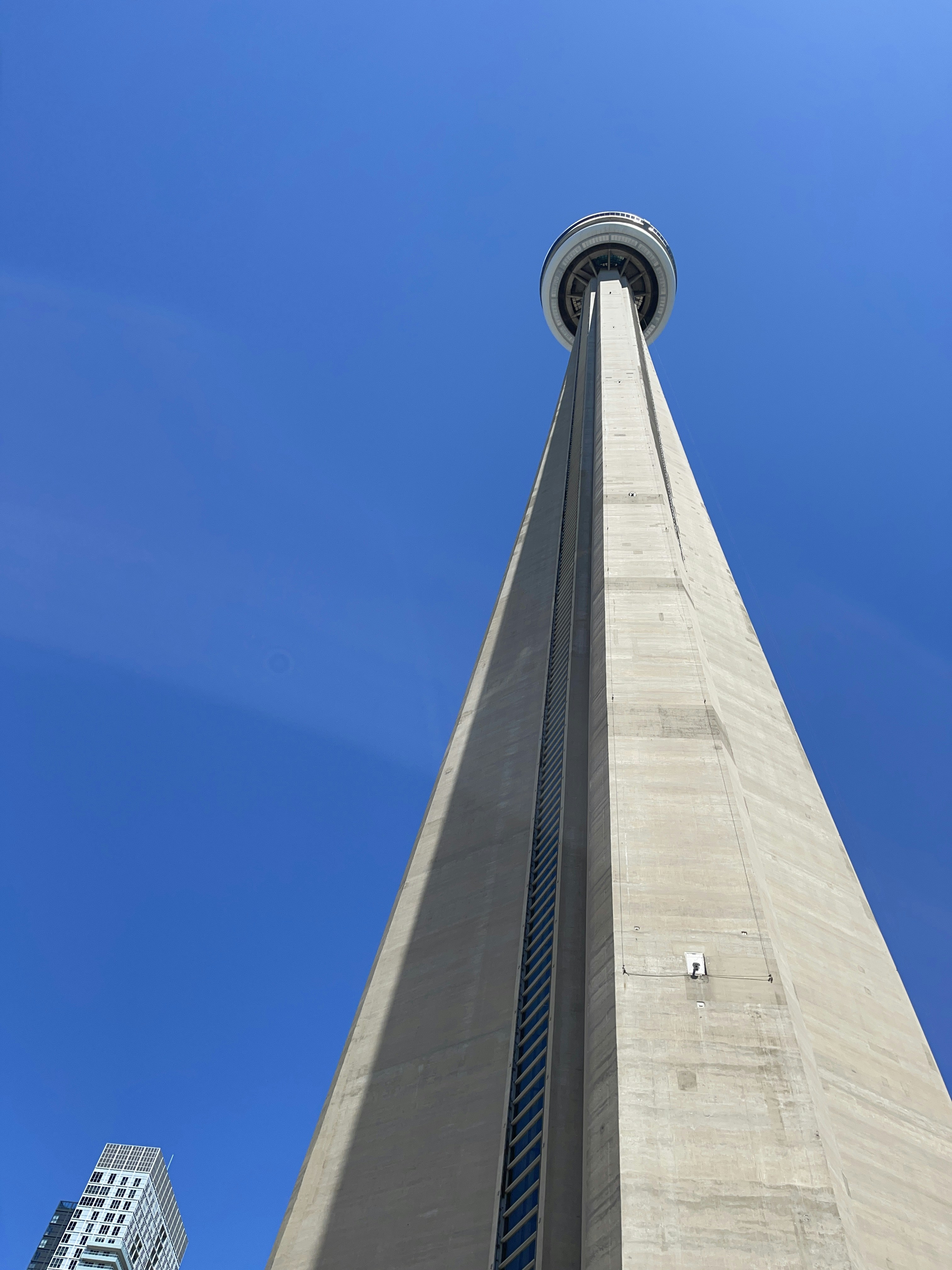 Foto Una torre alta con una parte superior circular con la Torre CN al ...