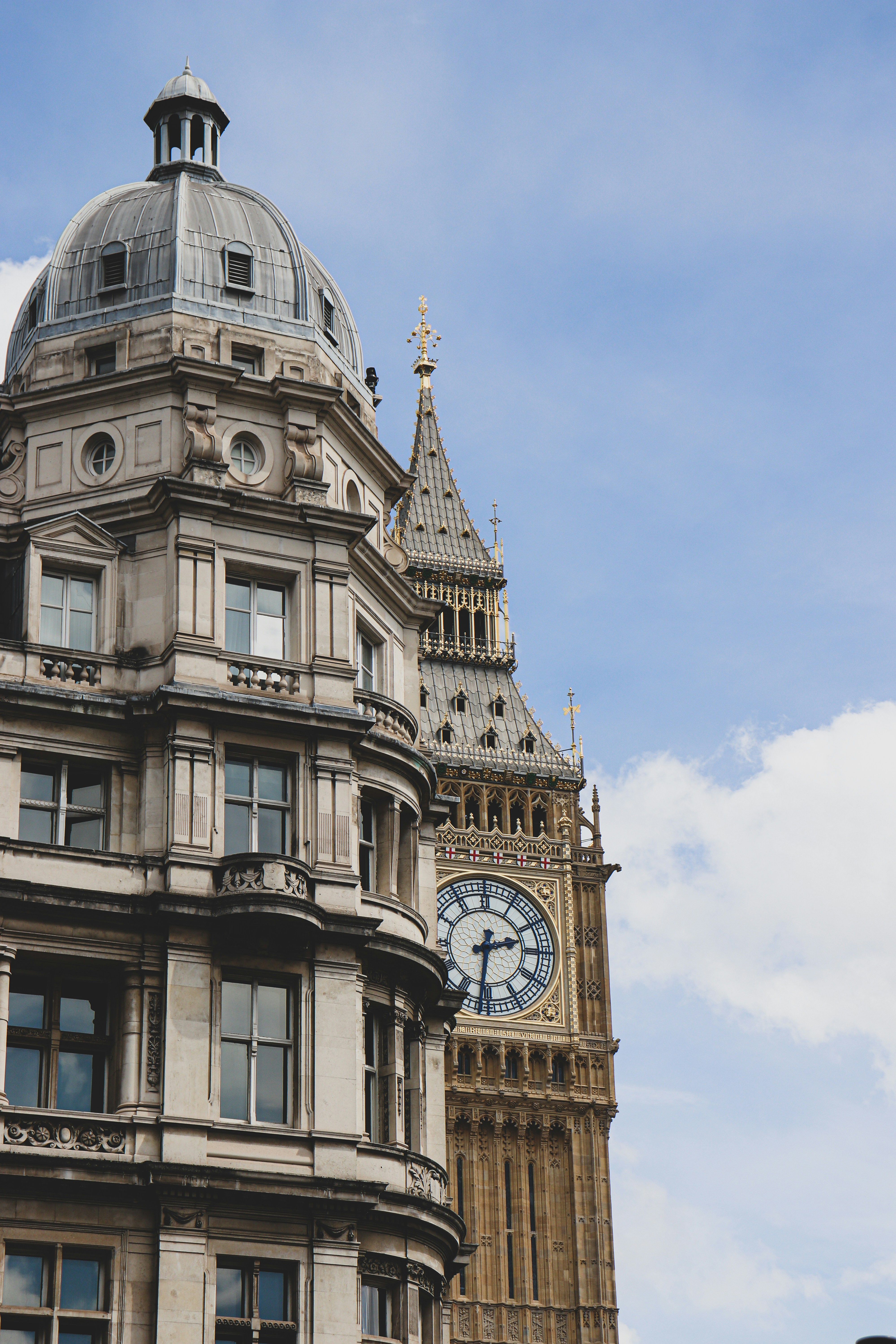 Foto Un reloj en una torre – Imagen Azul gratis en Unsplash