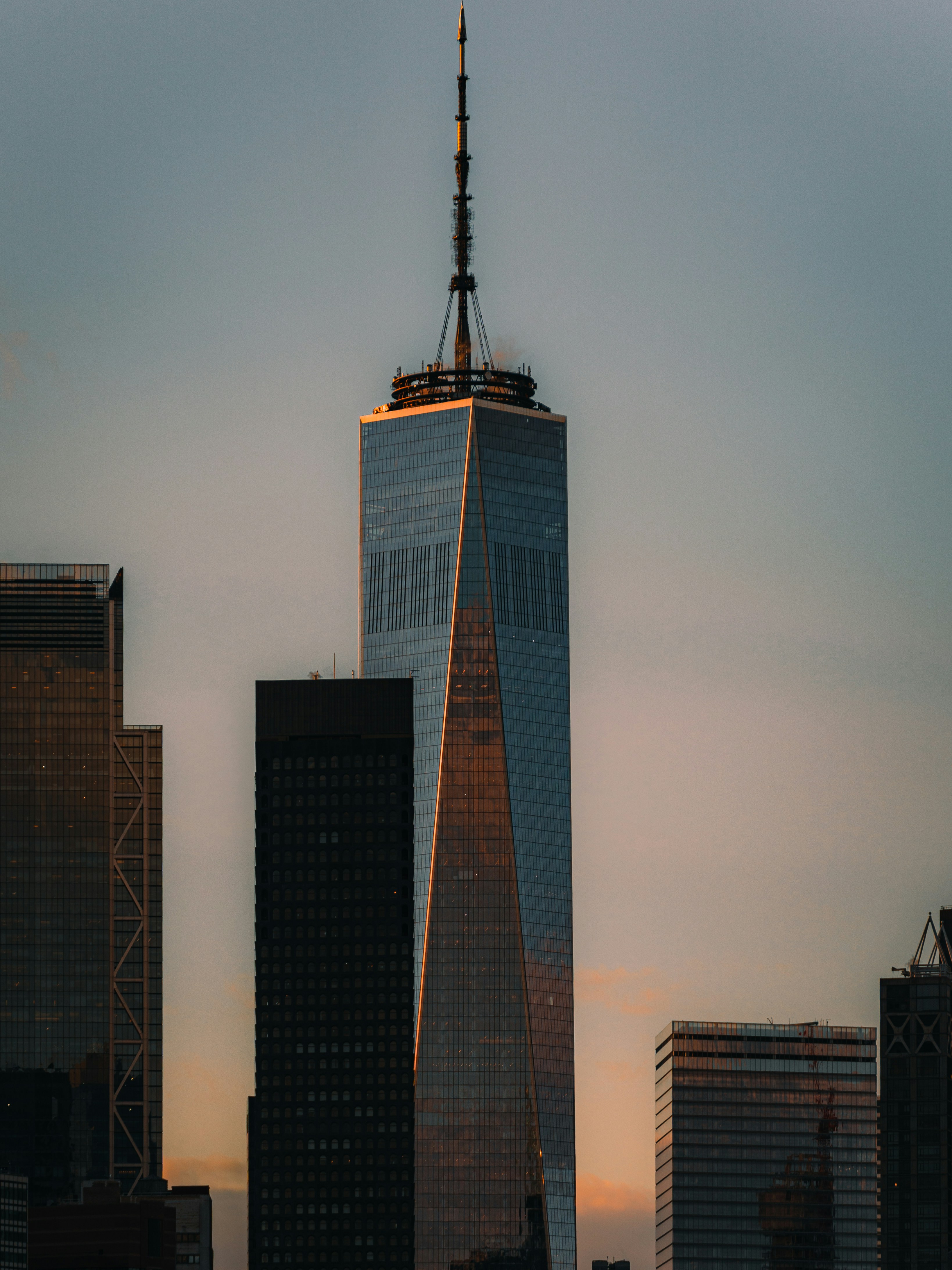 A tall building with a pointy top photo – Free New york Image on Unsplash
