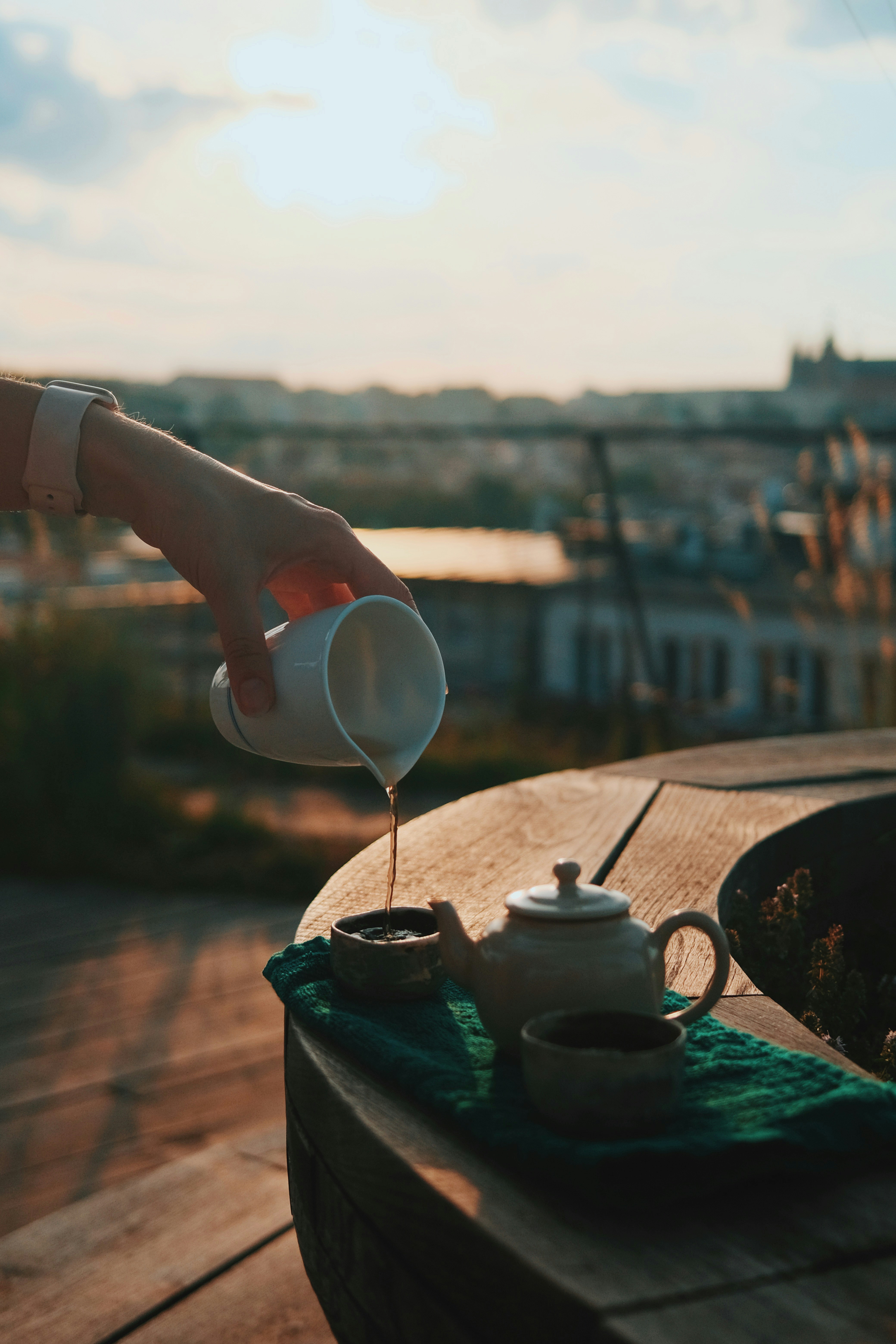 Dusk Rooftop Pour: Tea Amid City Quiet