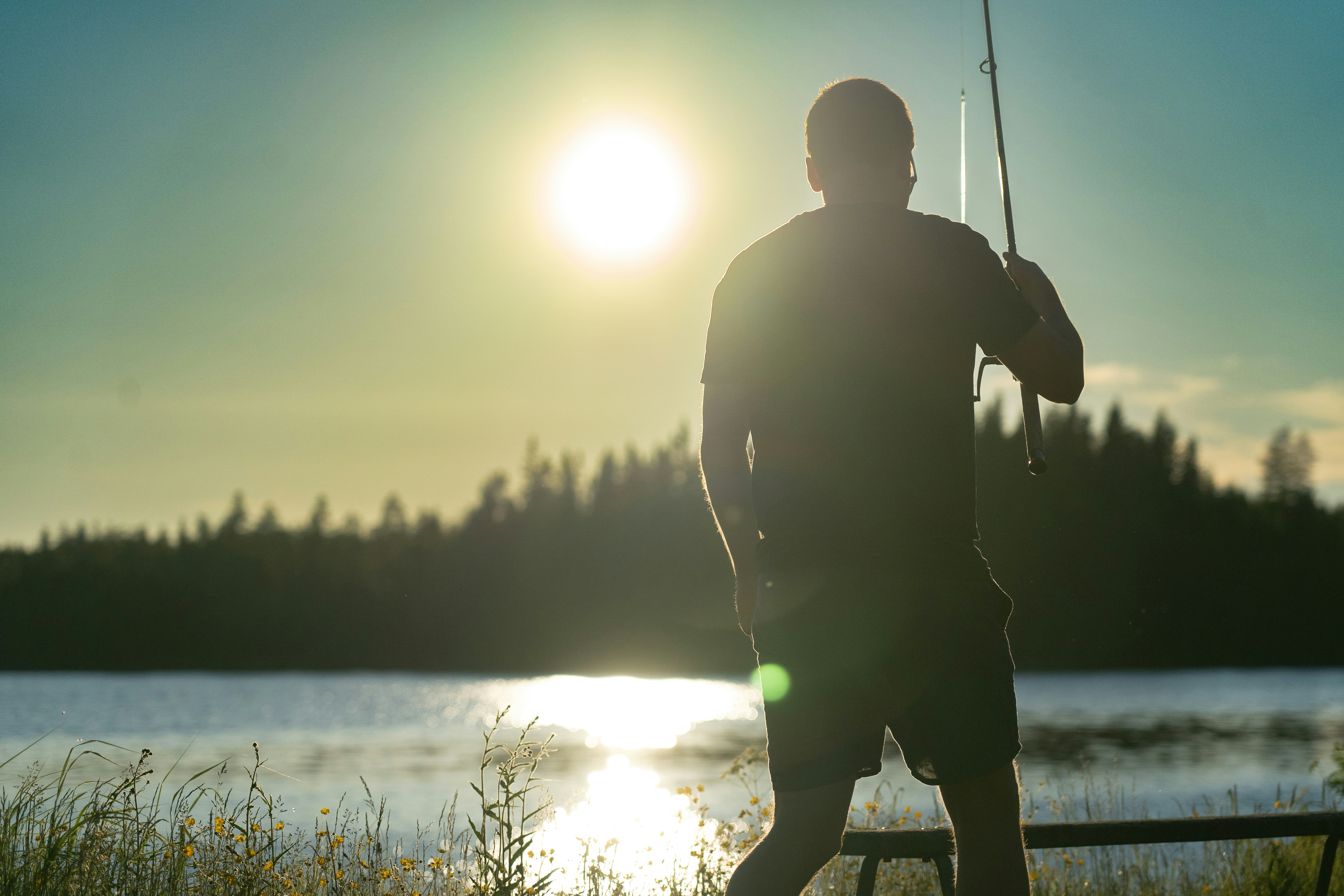 Foto Una persona pescando en un lago – Imagen Naturaleza gratis en Unsplash