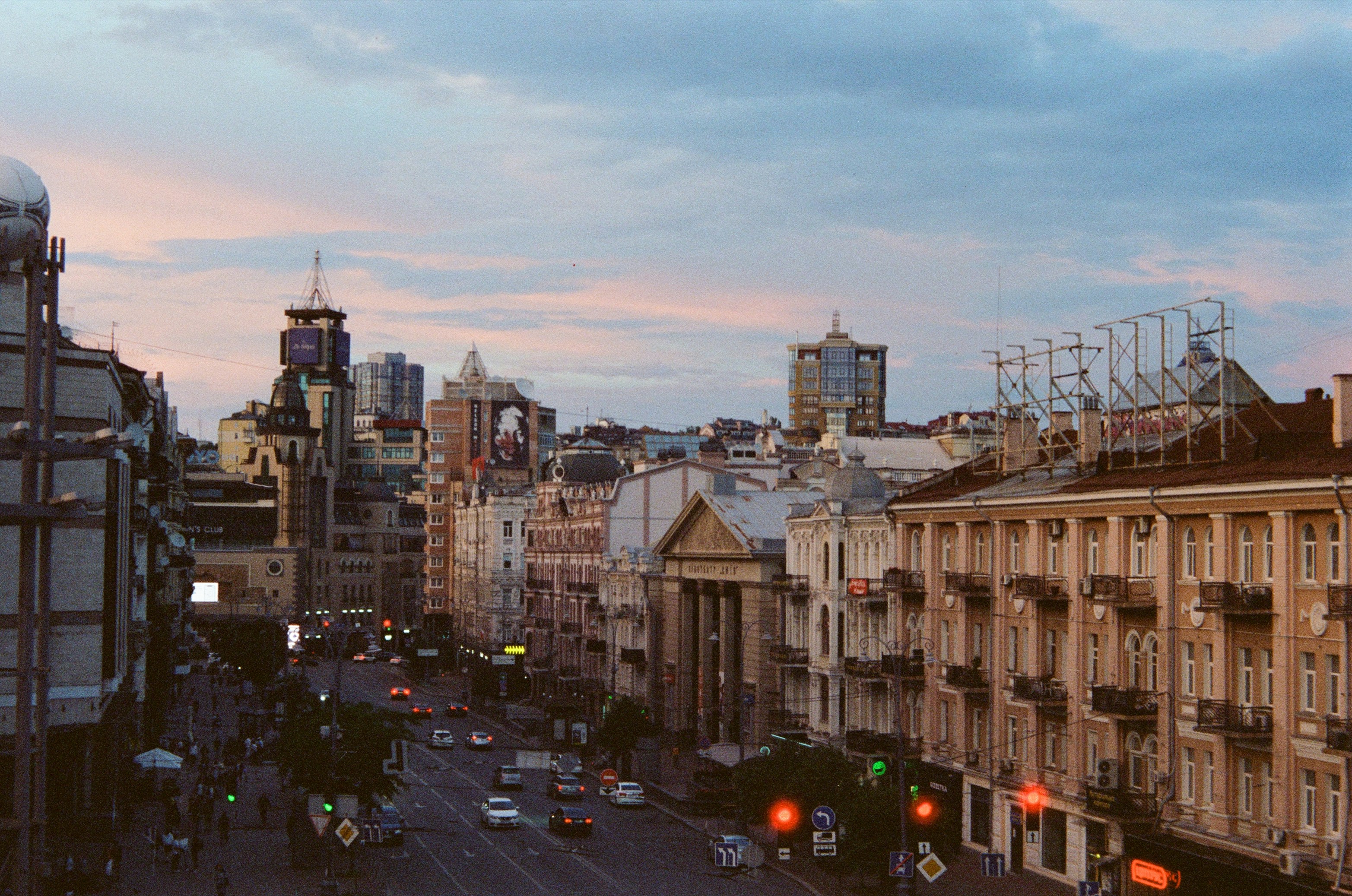 Foto Kota dengan banyak bangunan – Gambar Mobil Gratis di Unsplash