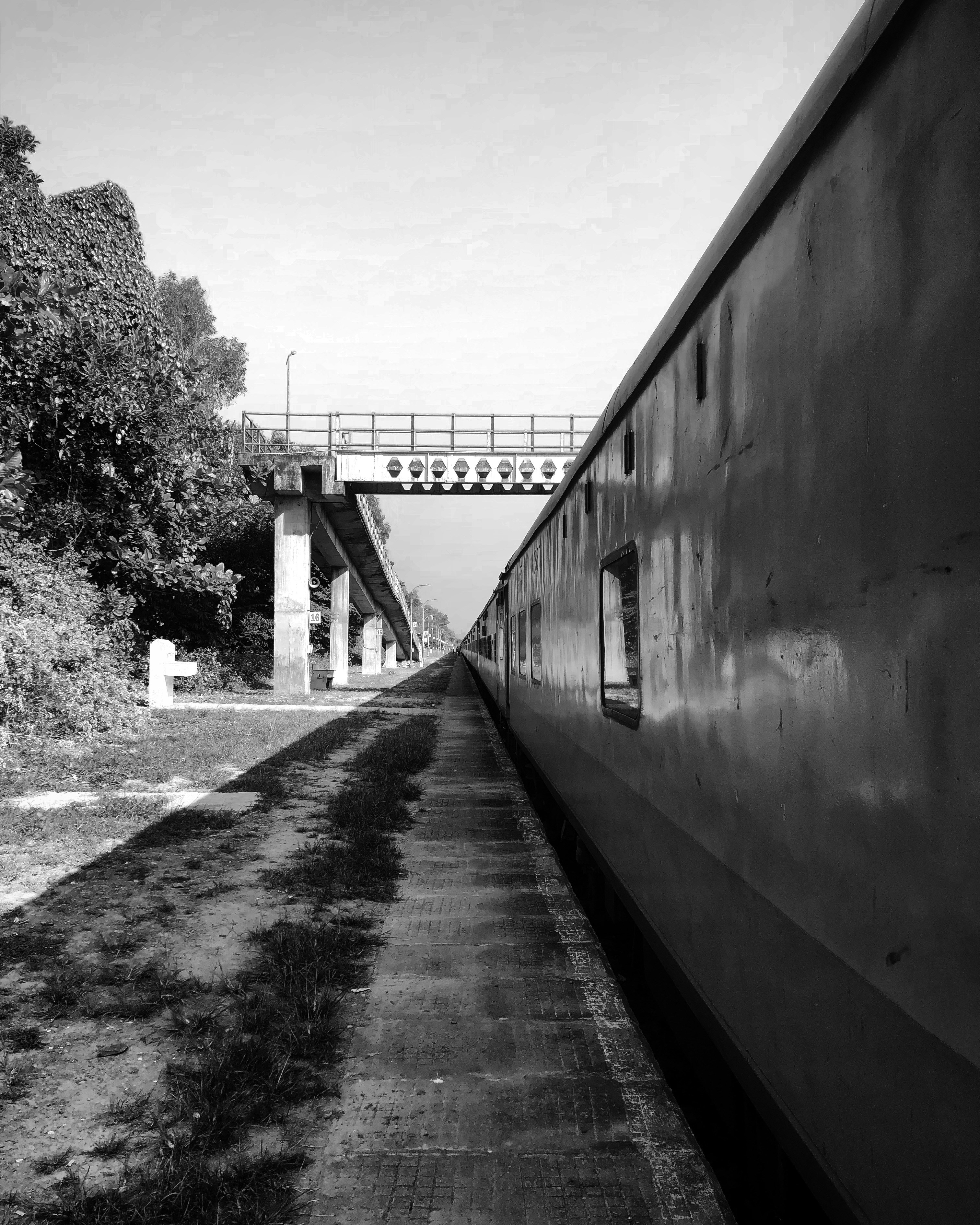 A train on the railway tracks photo – Free India Image on Unsplash