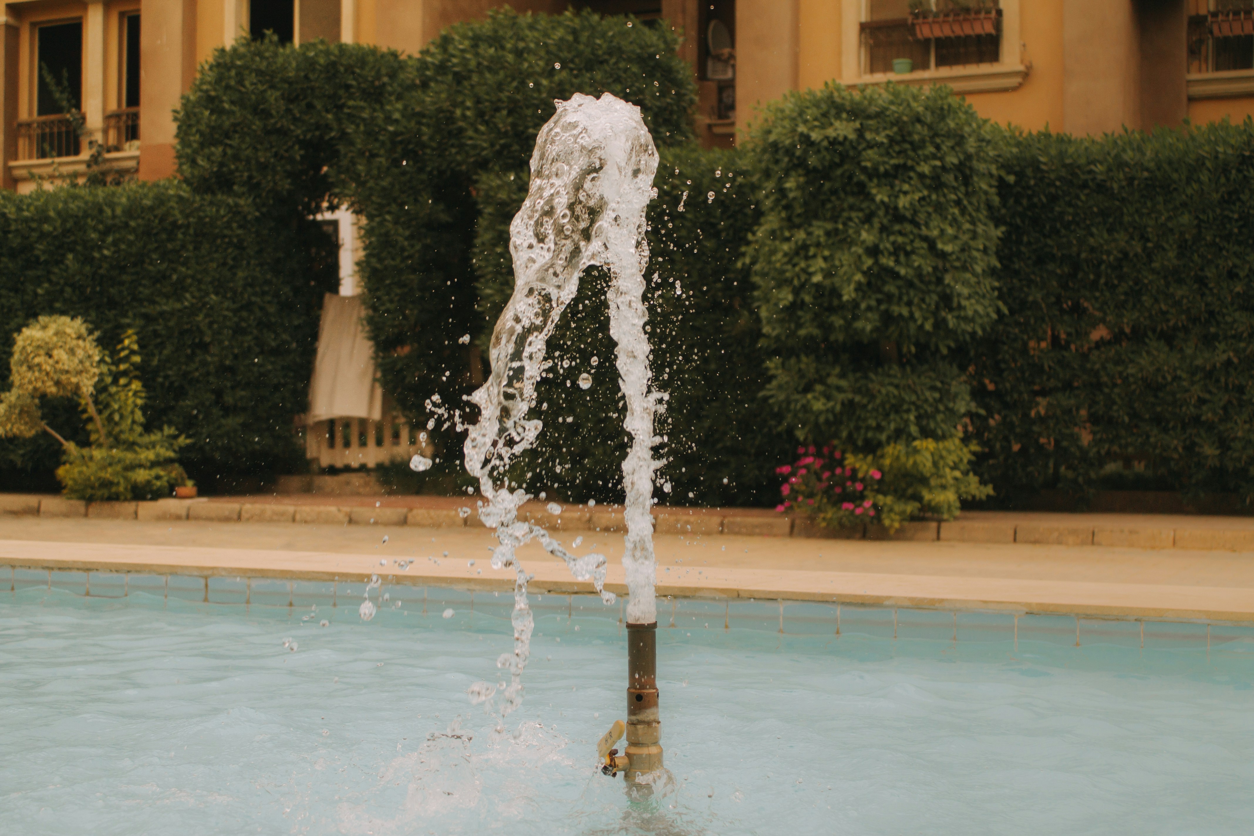 A fountain with water shooting up photo – Free Usa Image on Unsplash