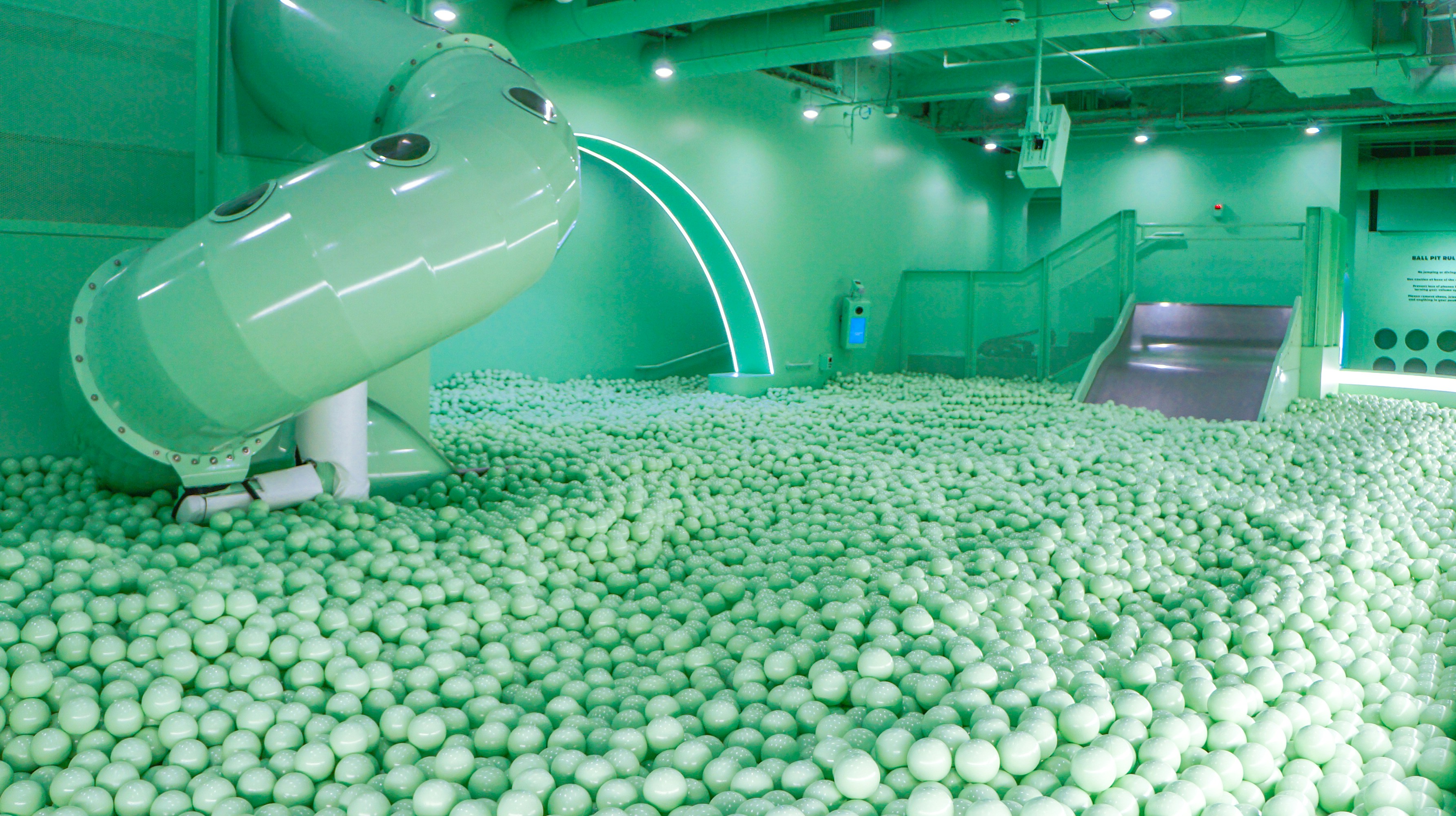 A large green machine photo – Free Entertainment Image on Unsplash