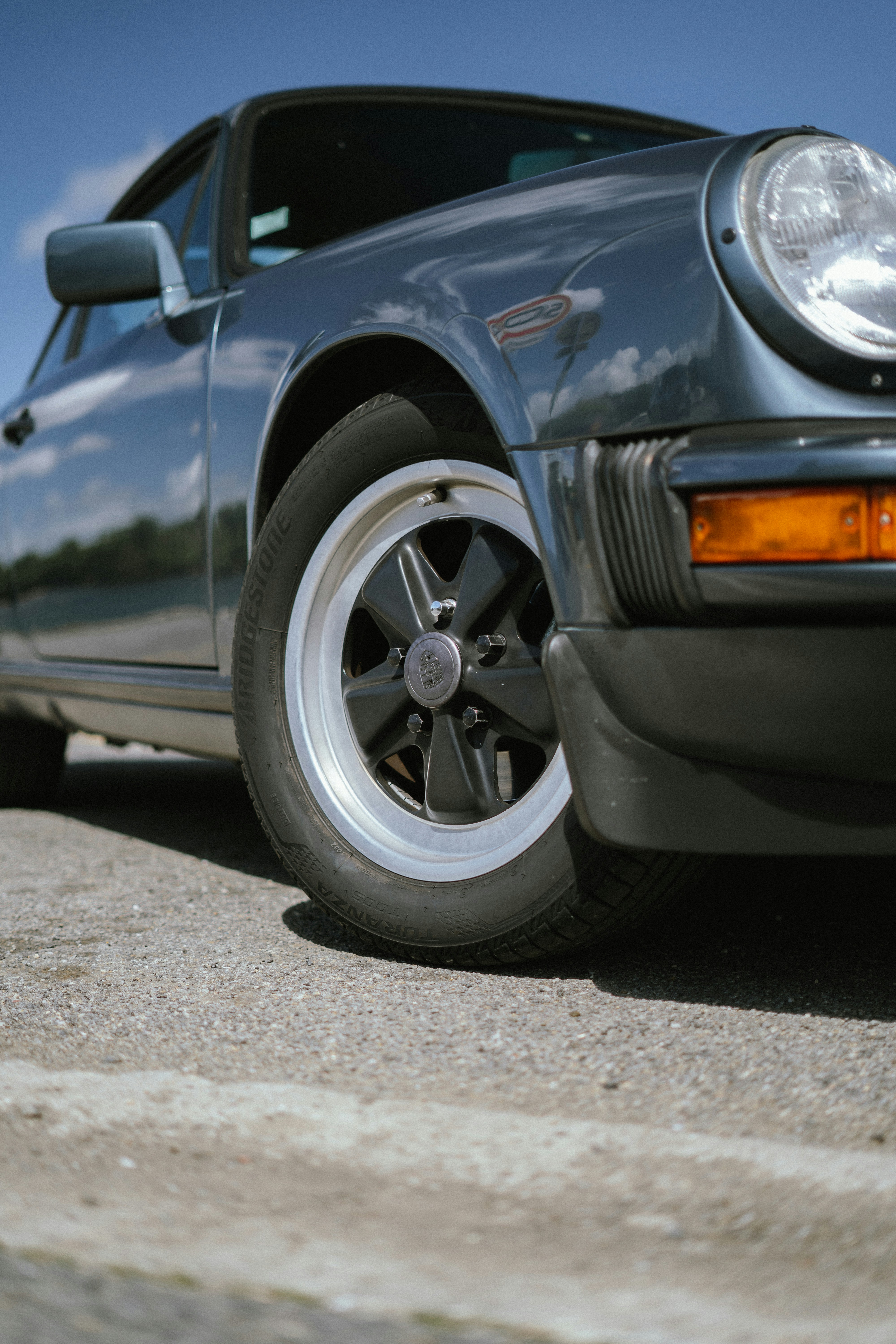 Foto zum Thema Ein Auto mit einem platten Reifen – Kostenloses Bild zu ...