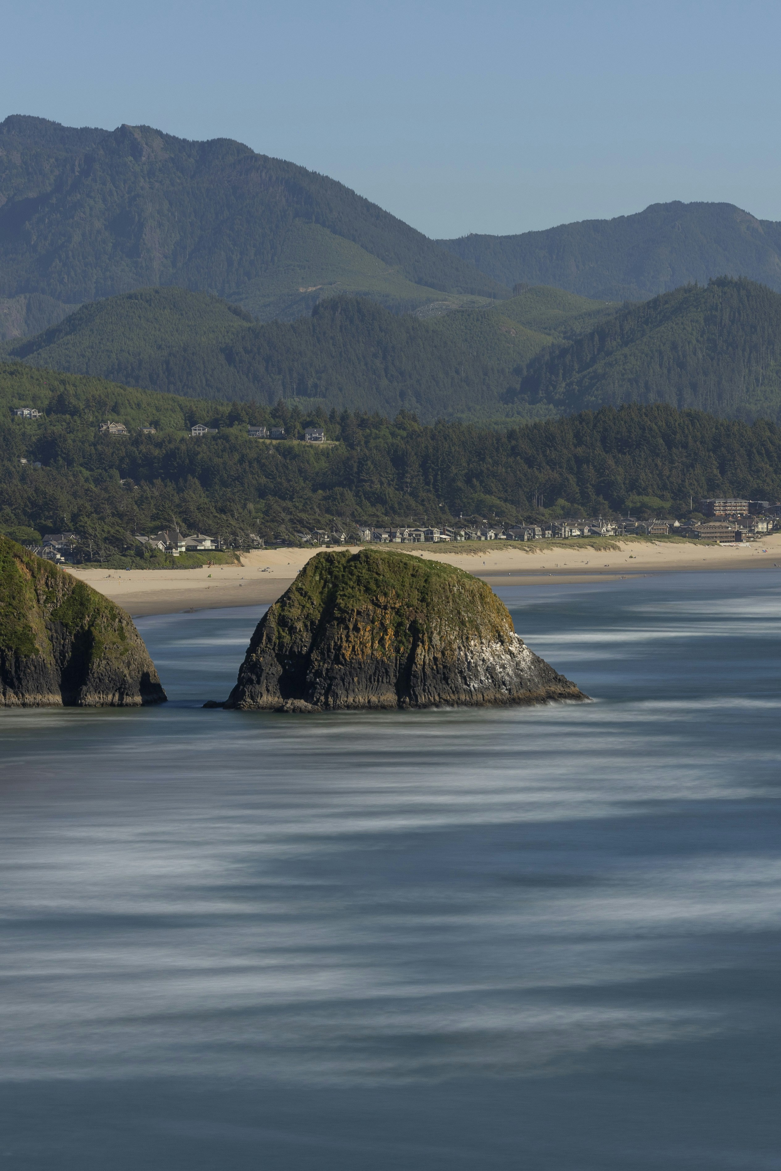 Un gros rocher au milieu d’un plan d’eau photo – Photo オレゴン Gratuite ...
