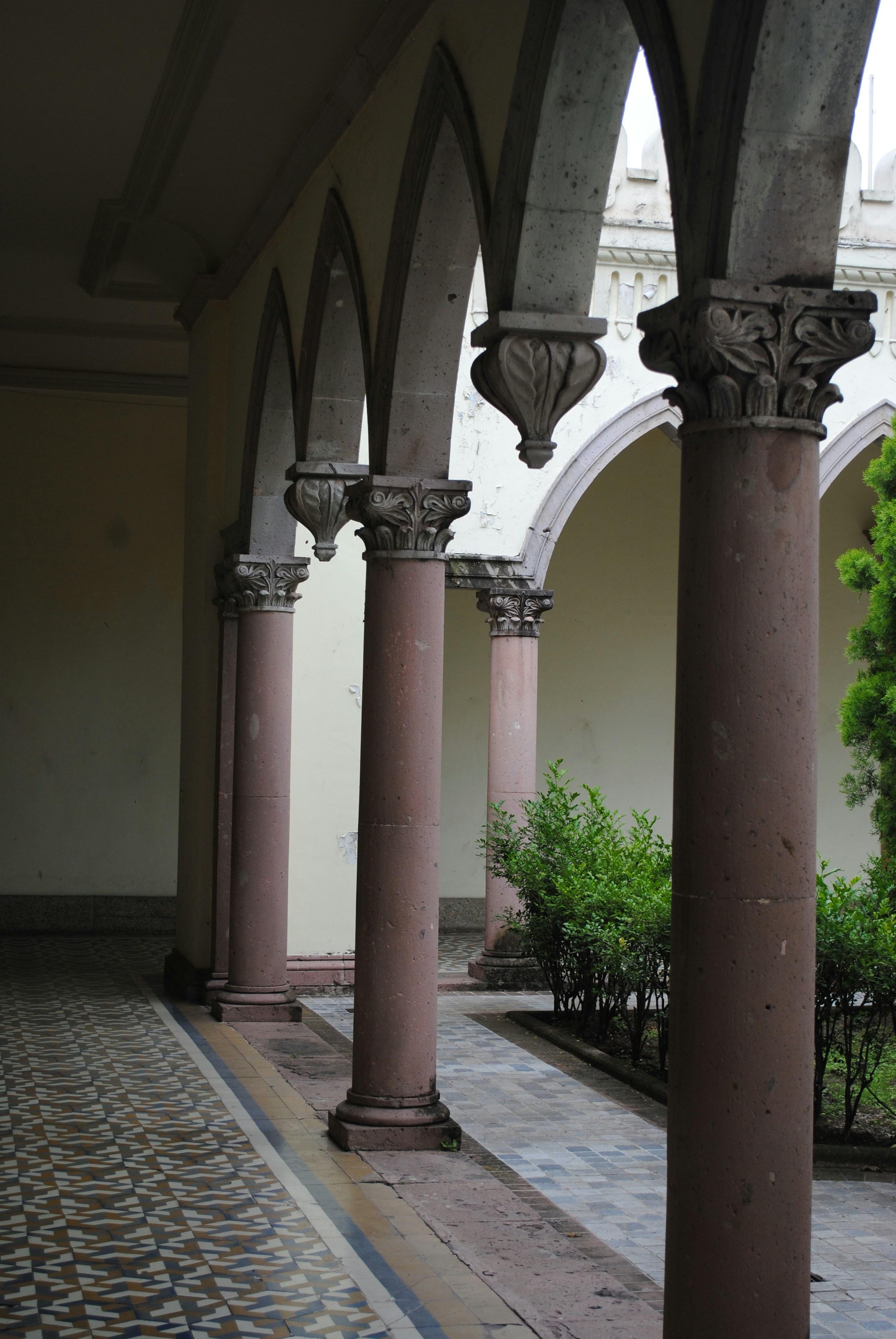 Un bâtiment à piliers photo – Image gratuite de Architecture sur Unsplash