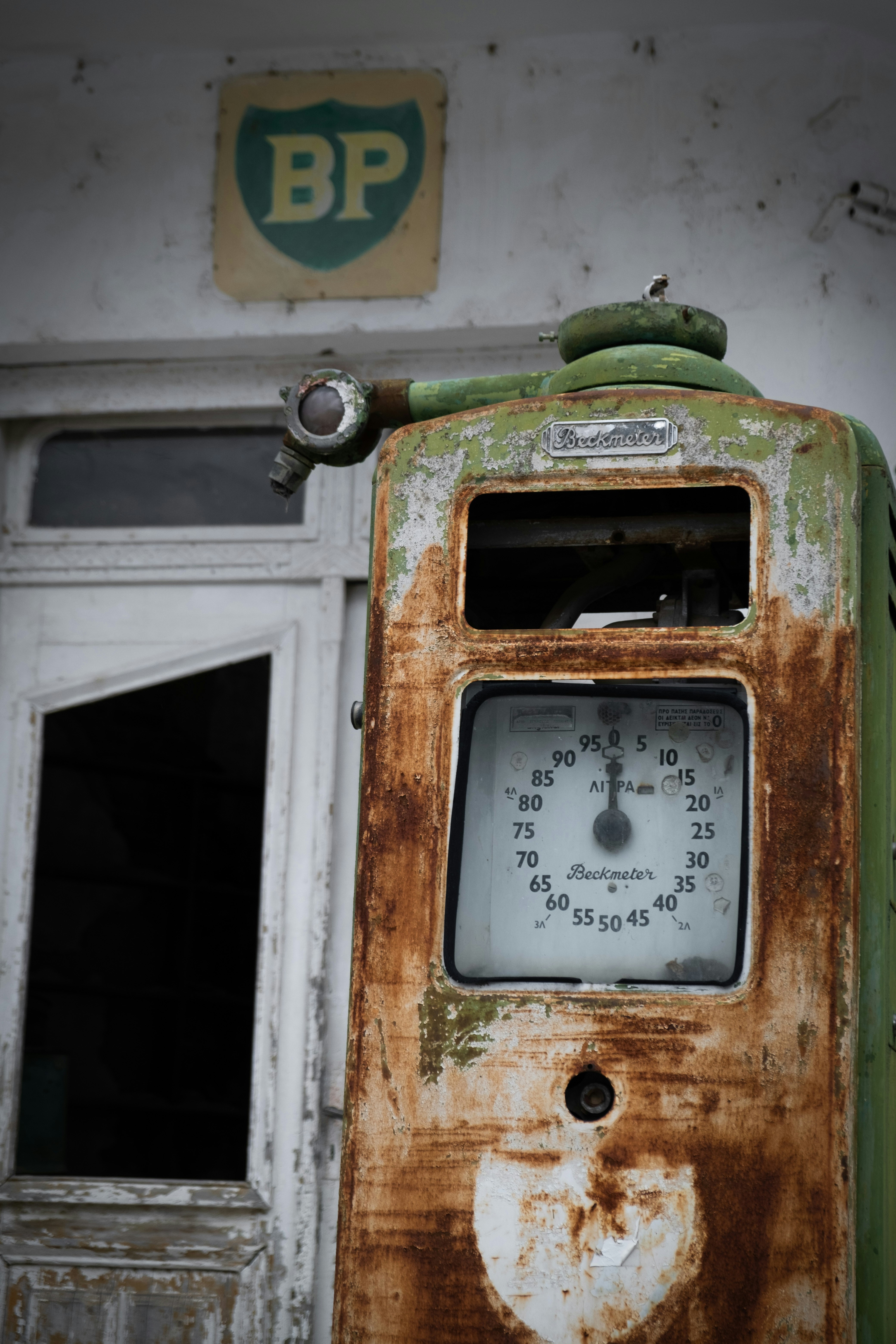 A green and white fire hydrant photo – Free Serres Image on Unsplash