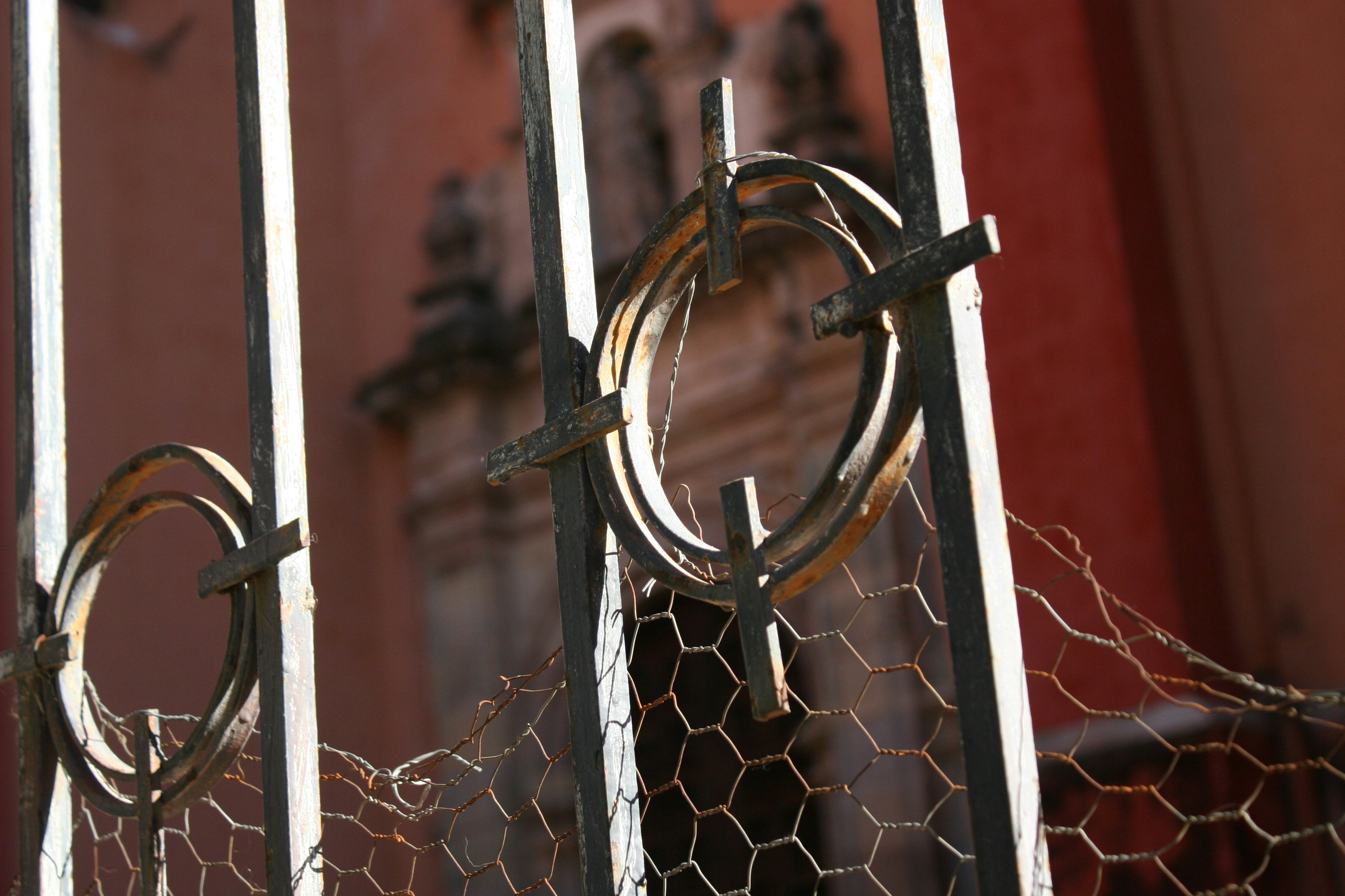 A metal contraption with a handle photo – Free Green Image on Unsplash