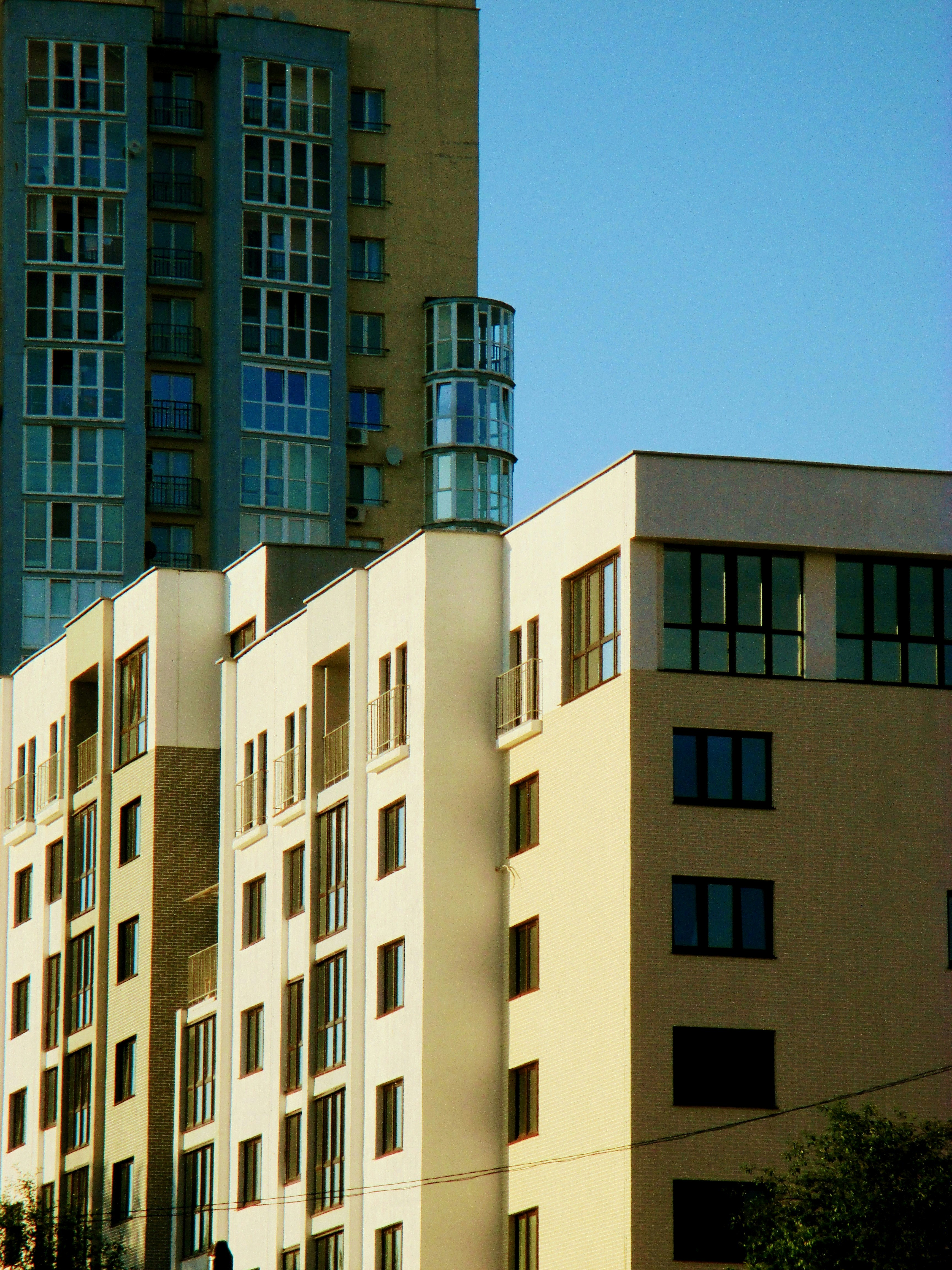 A building with many windows photo – Free Mogilev Image on Unsplash