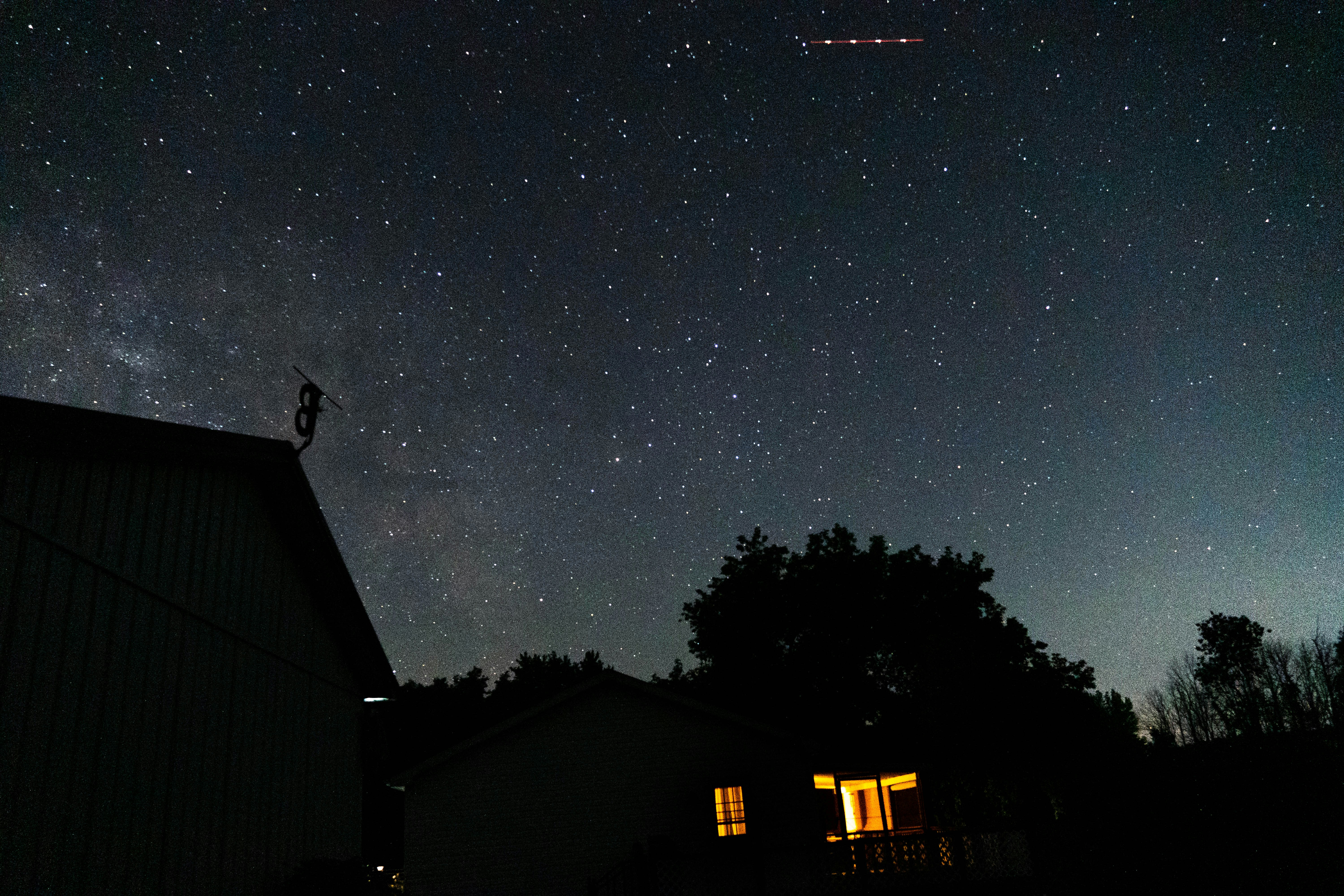 Foto Una persona parada en un techo – Imagen Gris gratis en Unsplash