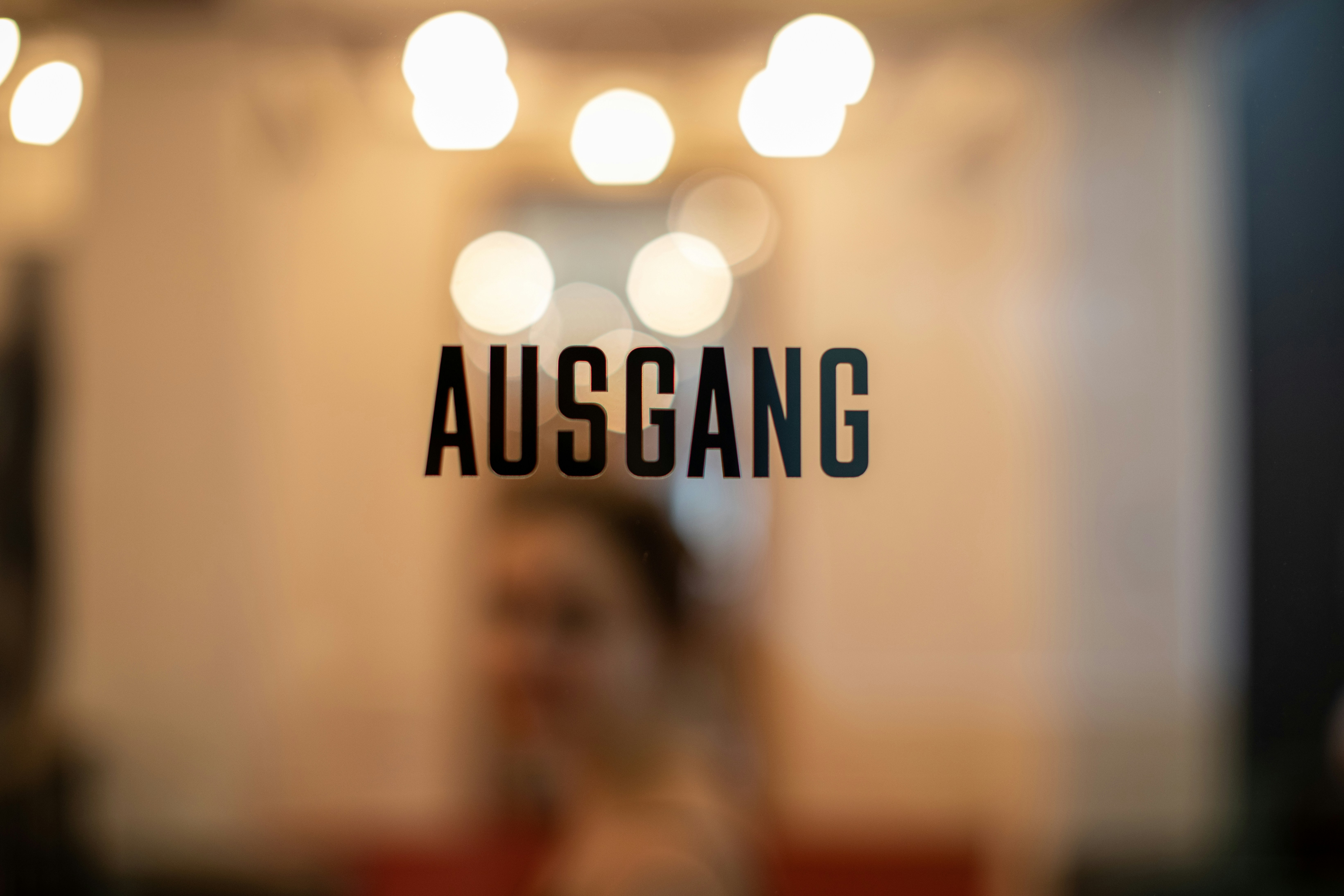AUSGANG on Glass: Soft Focus and Warm Café Glow