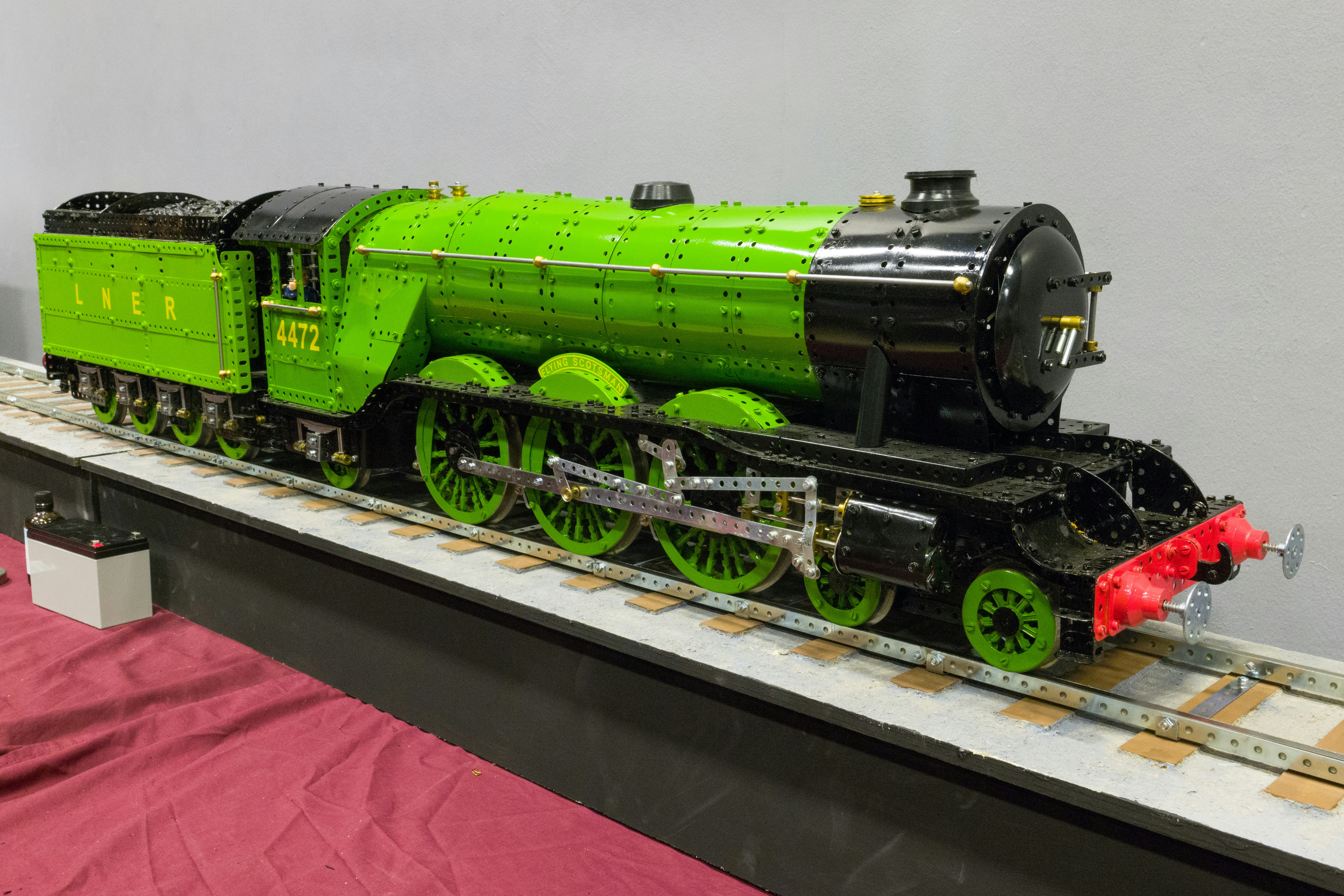 A green train on a track photo – Free Locomotive Image on Unsplash