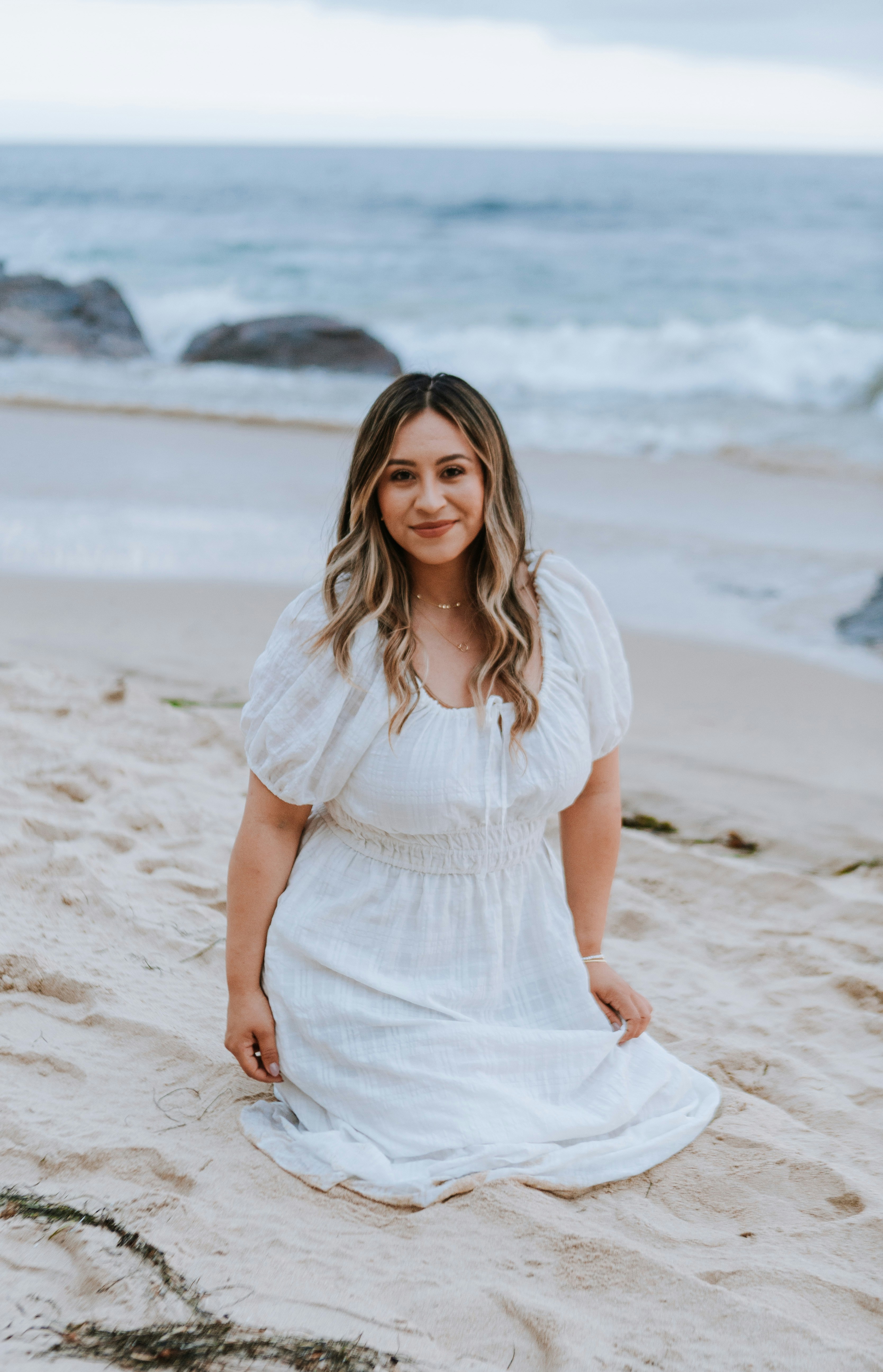 Une personne en robe blanche sur une plage photo – Photo Femme Gratuite sur Unsplash
