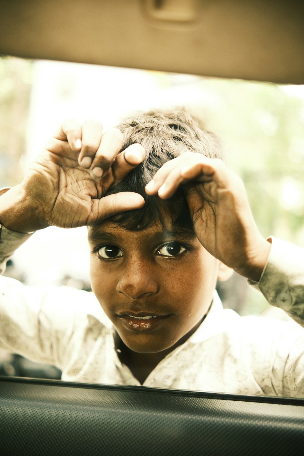 Une jeune fille avec ses mains sur la tête photo – Photo Visage ... Une jeune fille avec ses mains sur la tête photo – Photo Visage ...