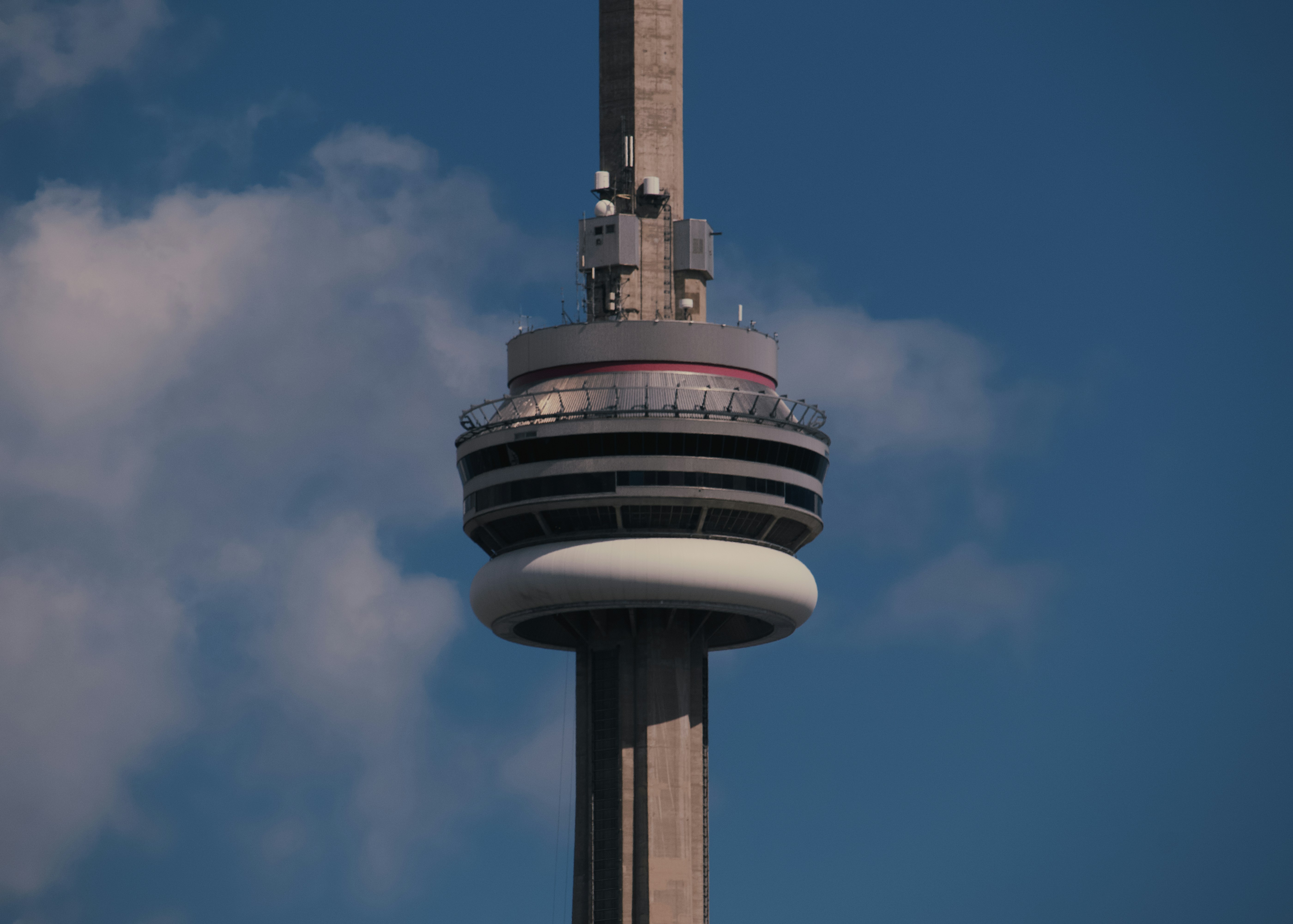 Una torre alta con una parte superior circular foto – Imagen de Toronto ...