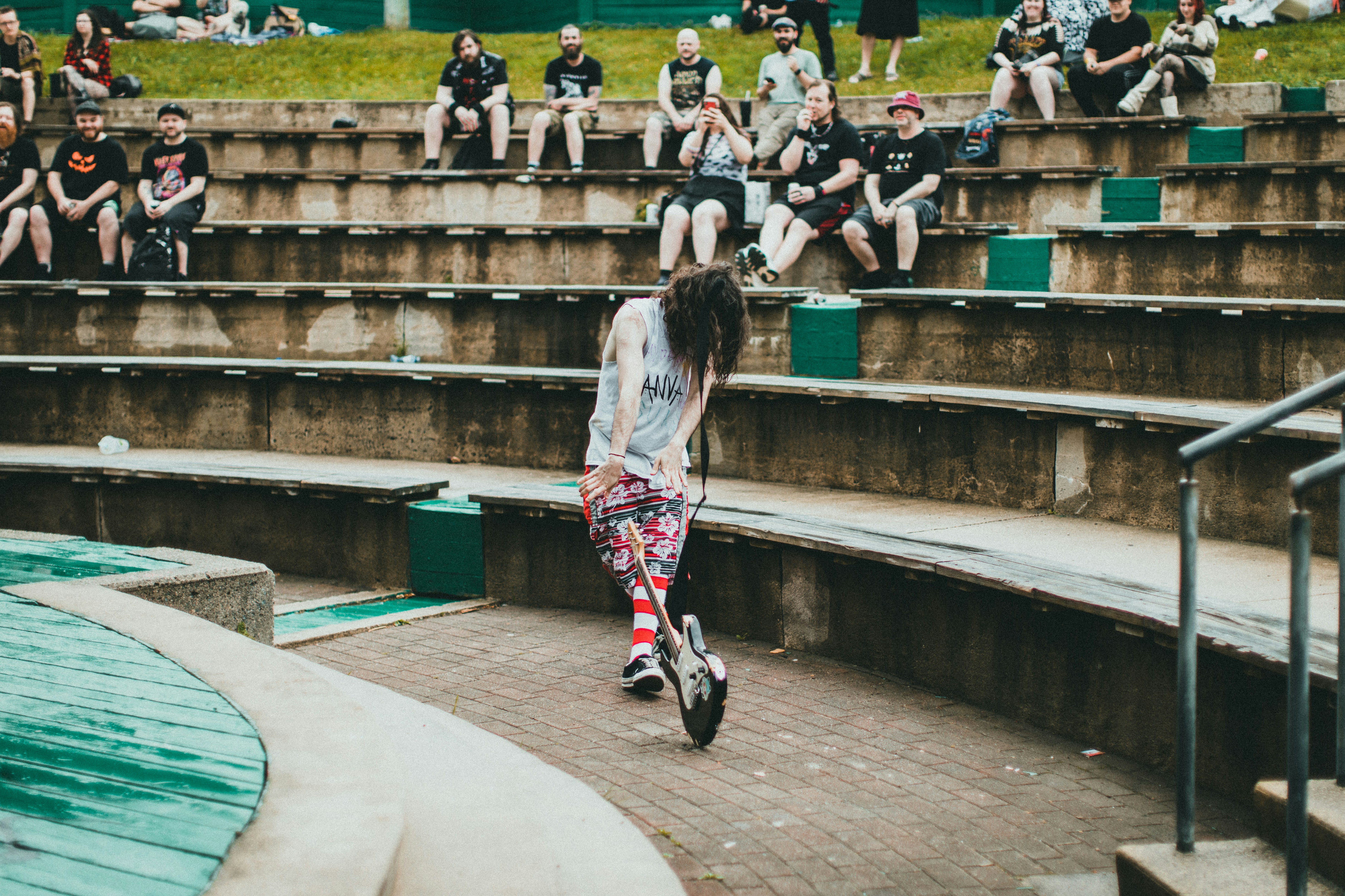 A person riding a bike on a ramp with people watching photo – Free Human Image on Unsplash