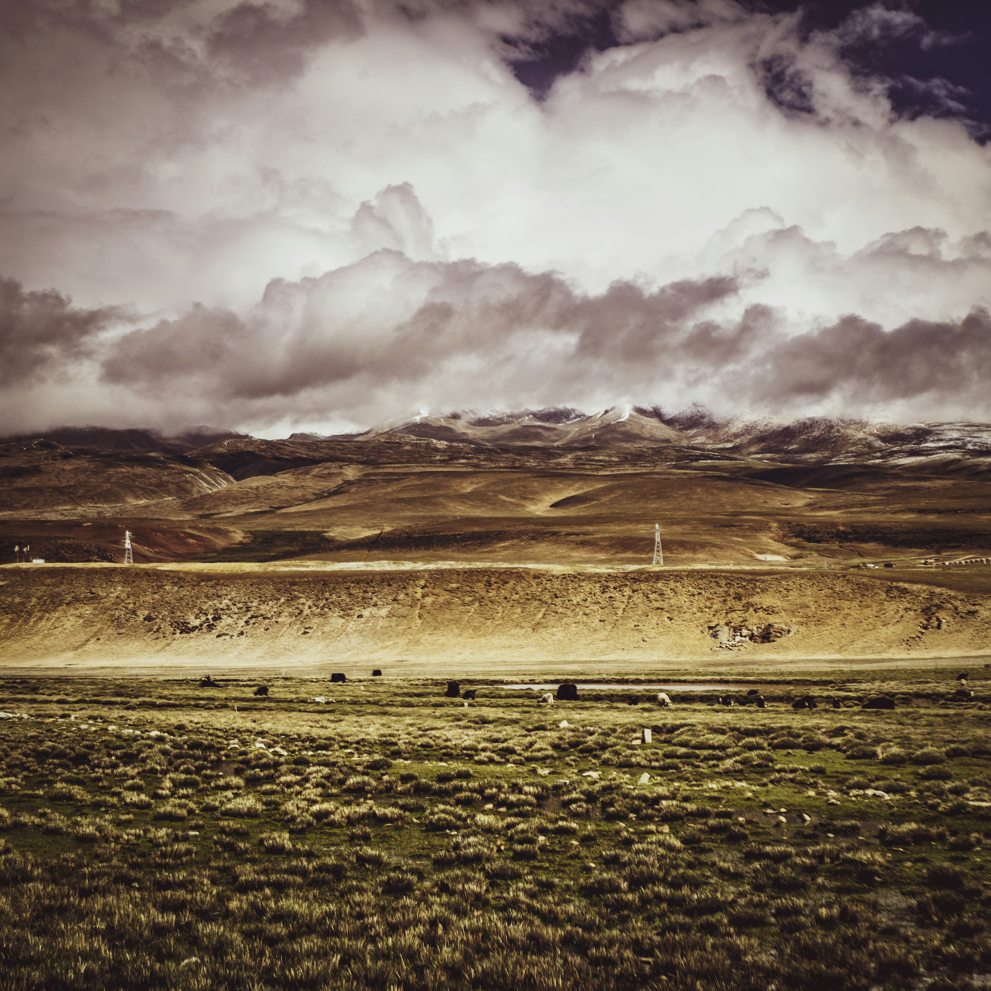 Un champ avec une route et des nuages au-dessus photo – Photo Tibet ...