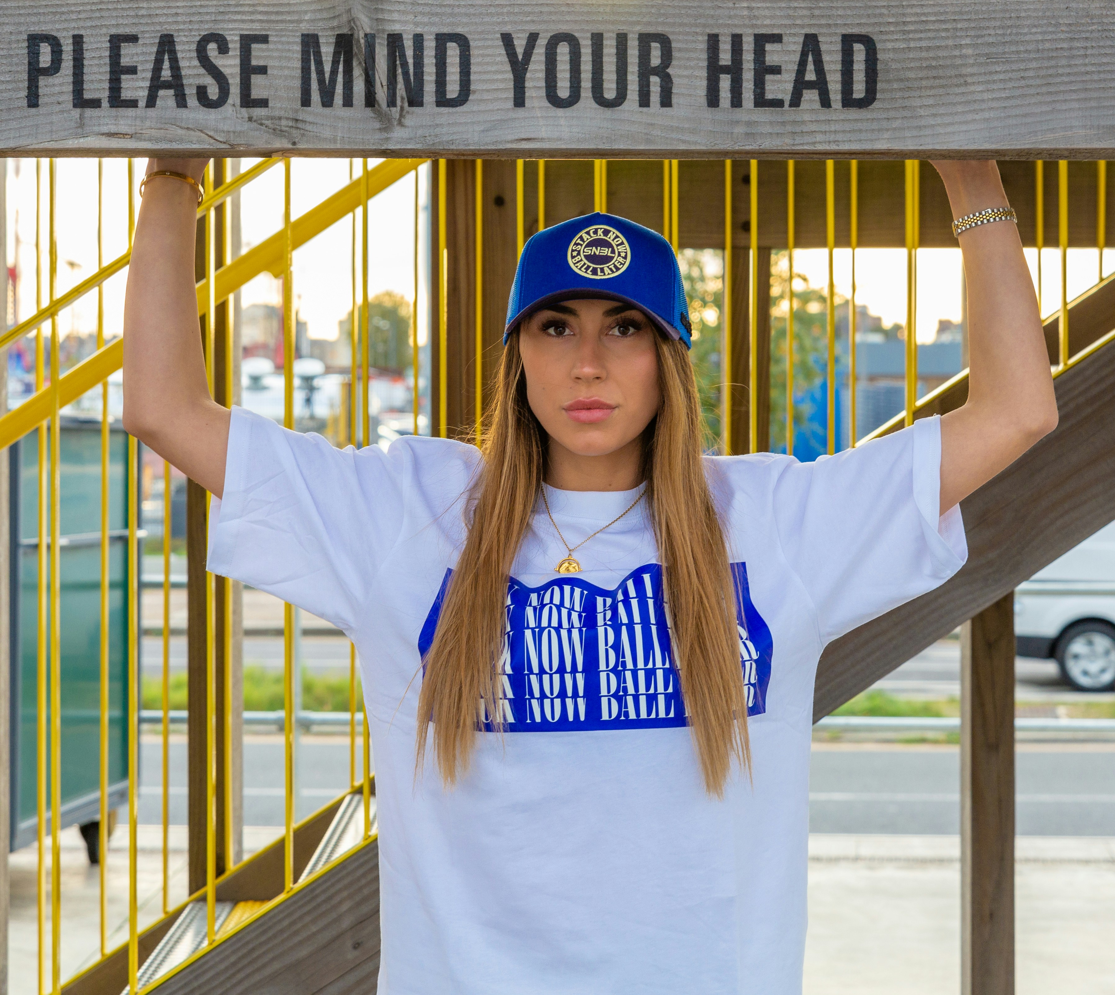 A person wearing a baseball hat photo – Free O2 arena Image on Unsplash