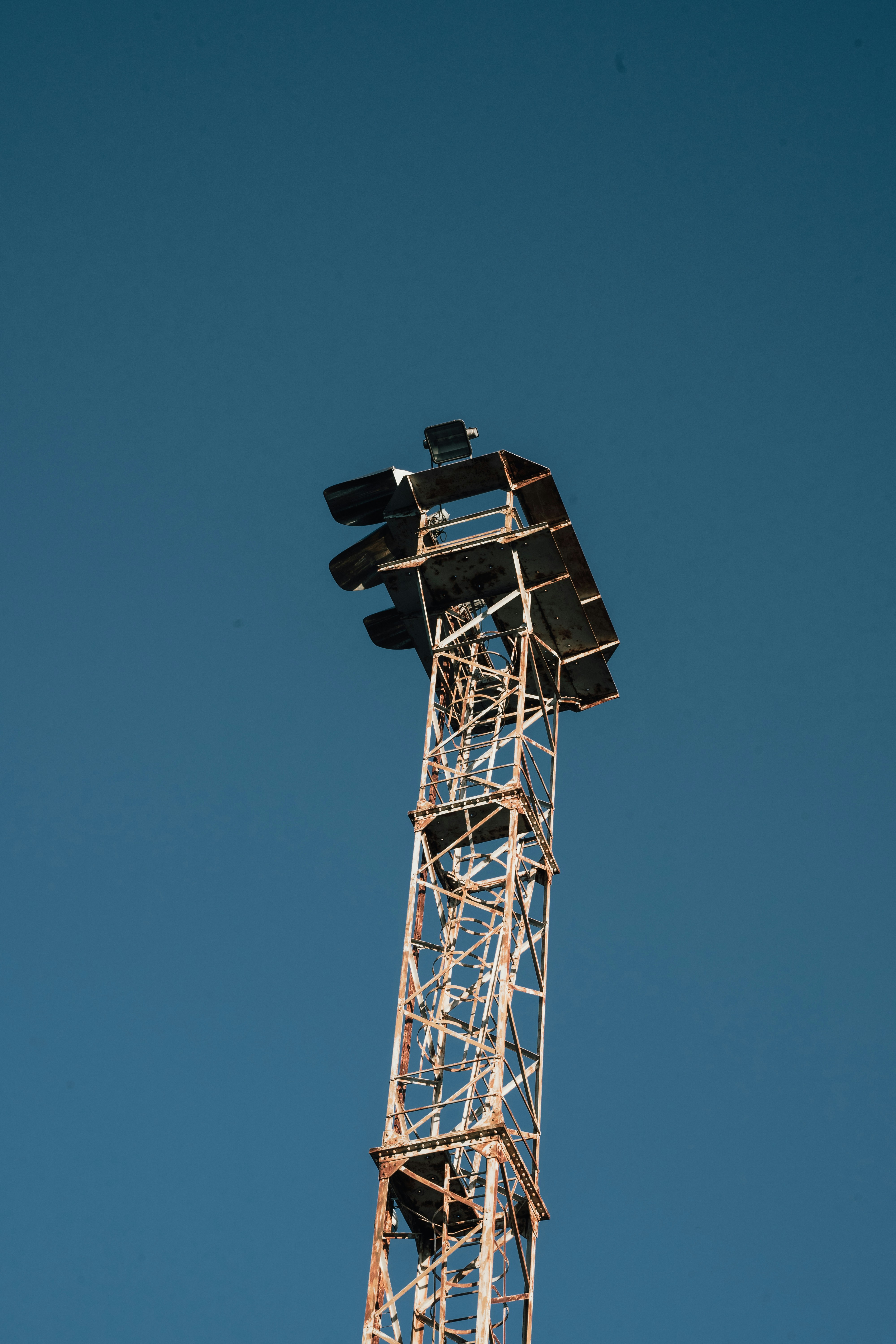 Foto Una alta torre de metal – Imagen Nantes gratis en Unsplash