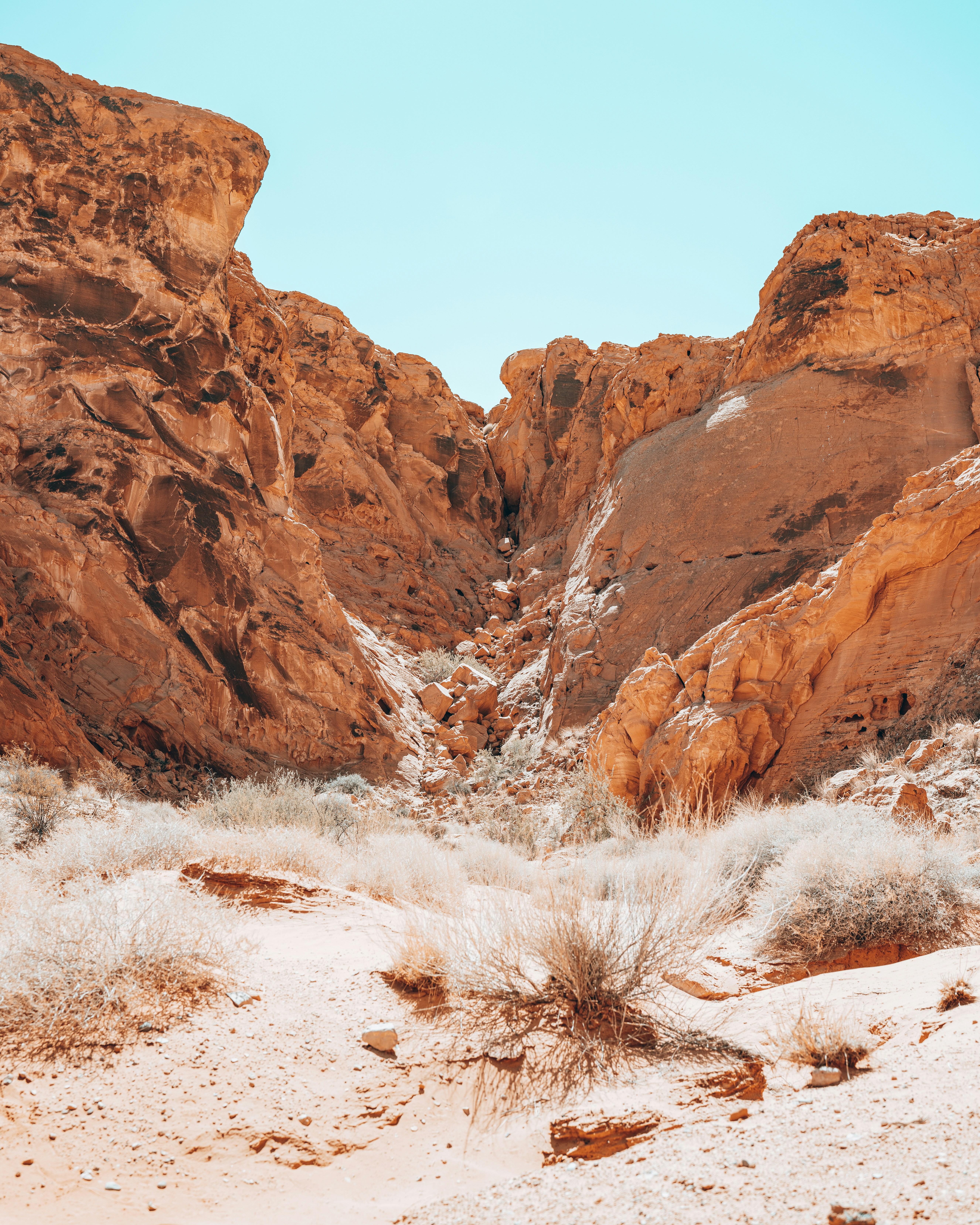 Un paysage désertique avec quelques hauts rochers photo – Photo Las ...