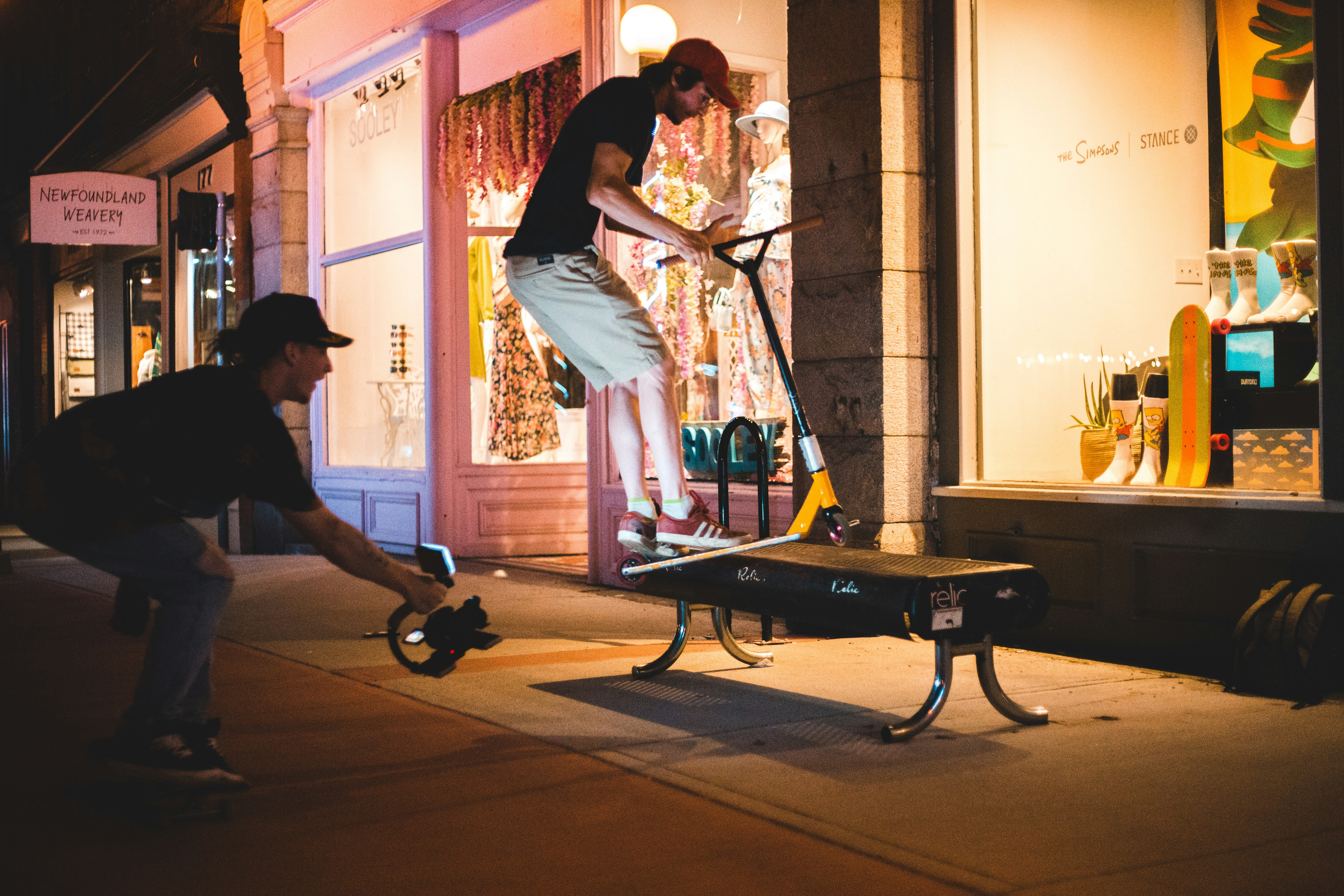 Foto Un hombre disparando un arma a otro hombre – Imagen Humano gratis ...