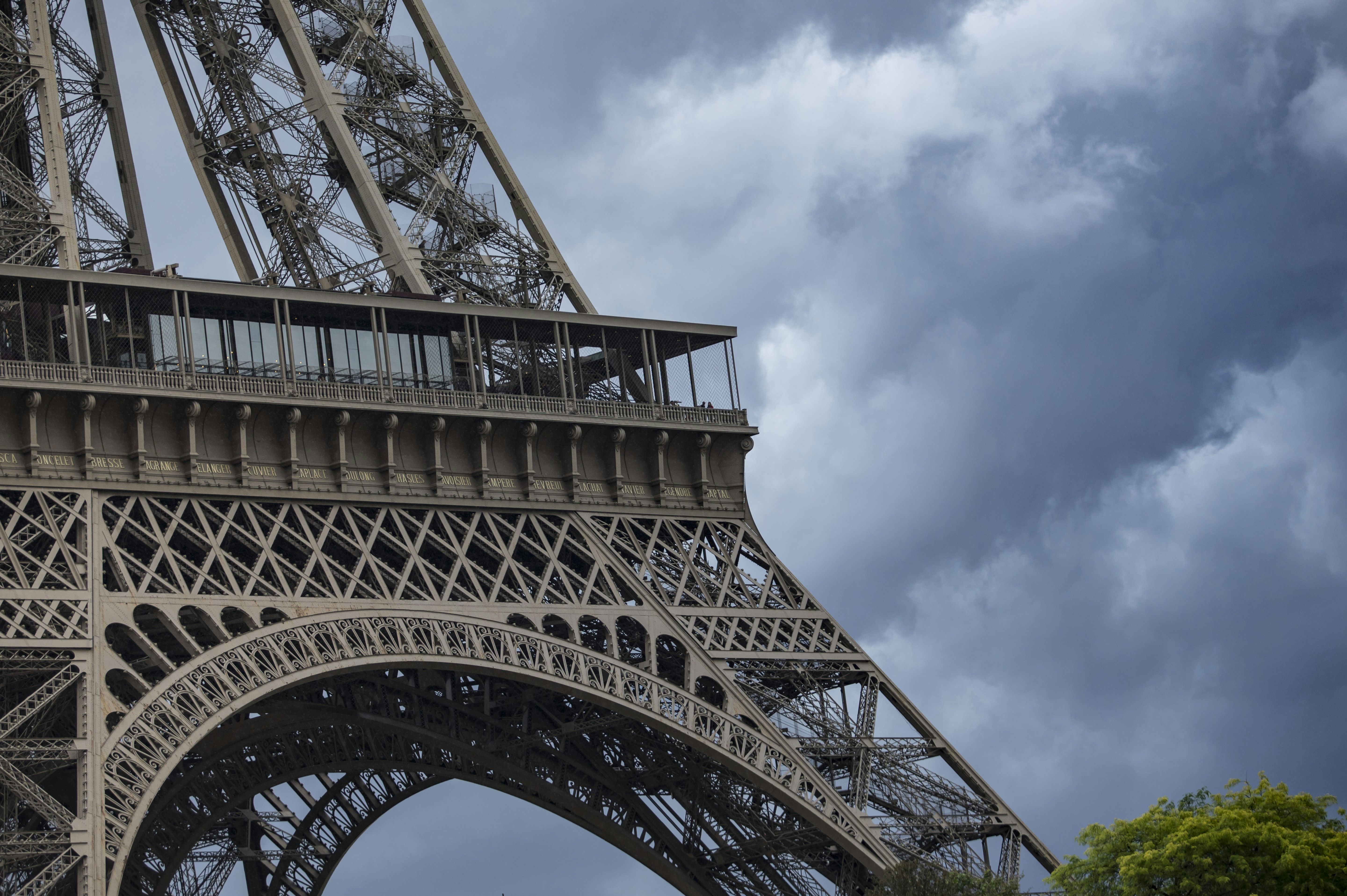 Foto Una gran torre de metal con la Torre Eiffel al fondo – Imagen Gris ...