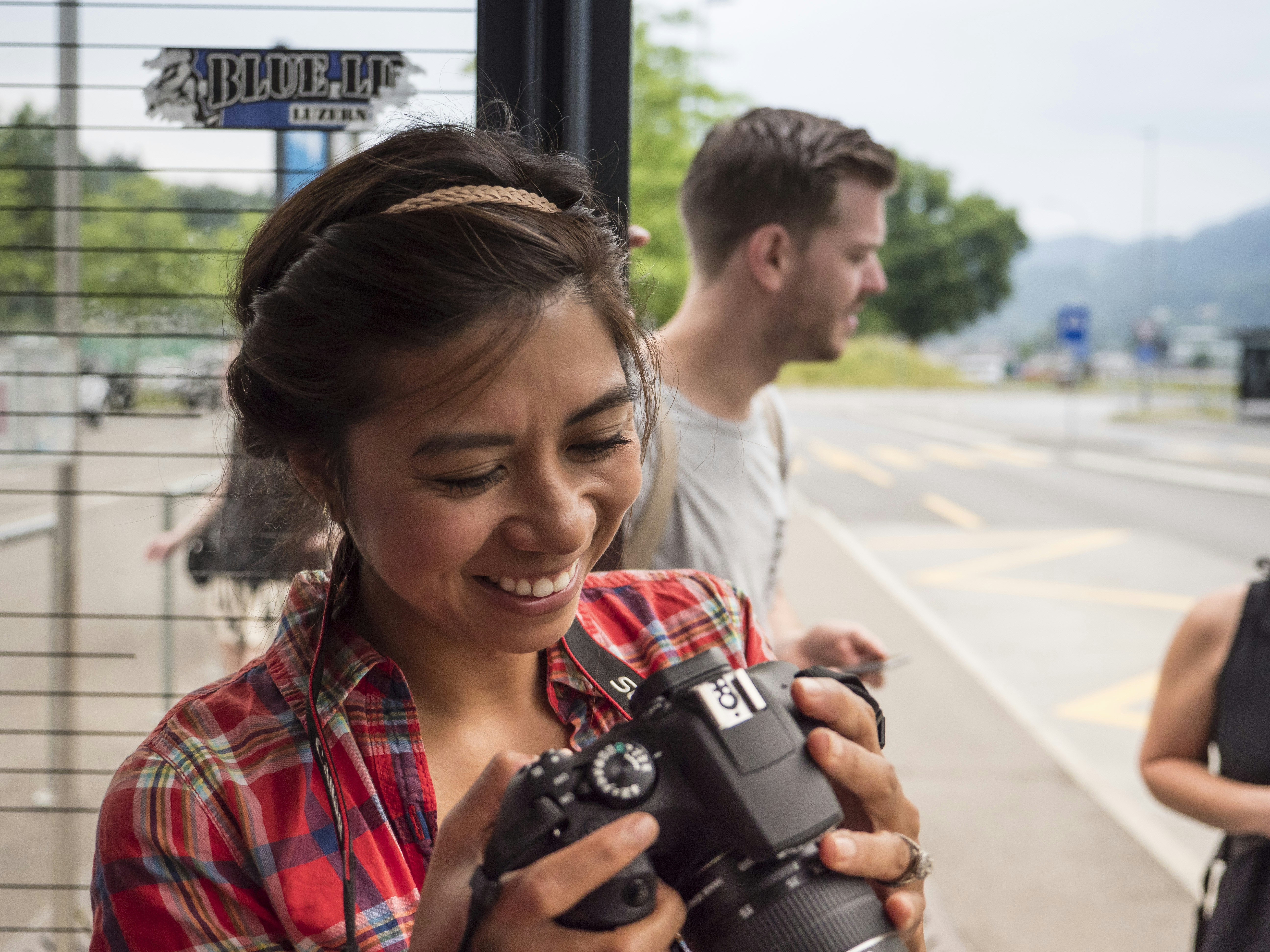 Foto Una mujer sosteniendo una cámara – Imagen Persona gratis en Unsplash