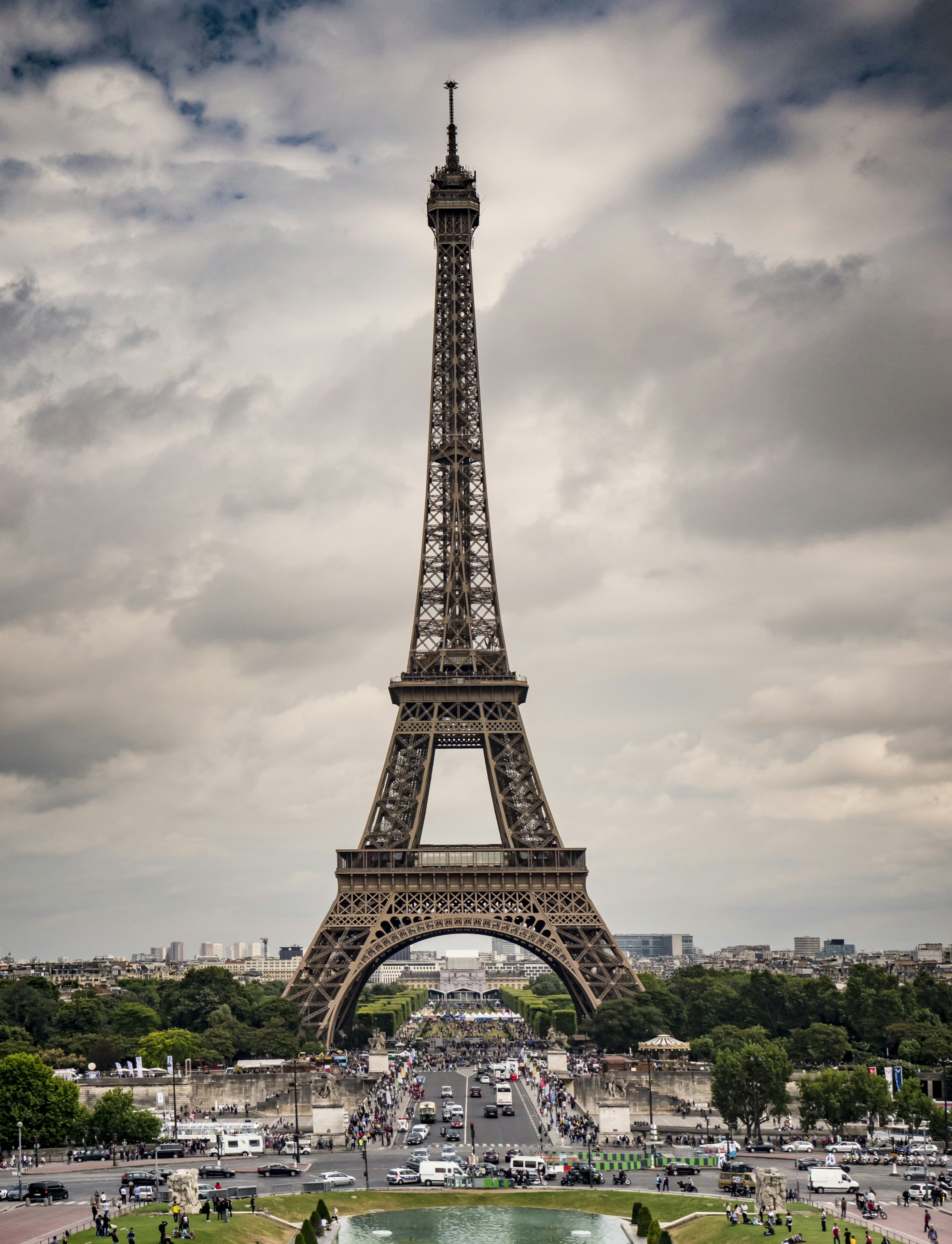 Foto Una alta torre de metal con la Torre Eiffel al fondo – Imagen Gris ...