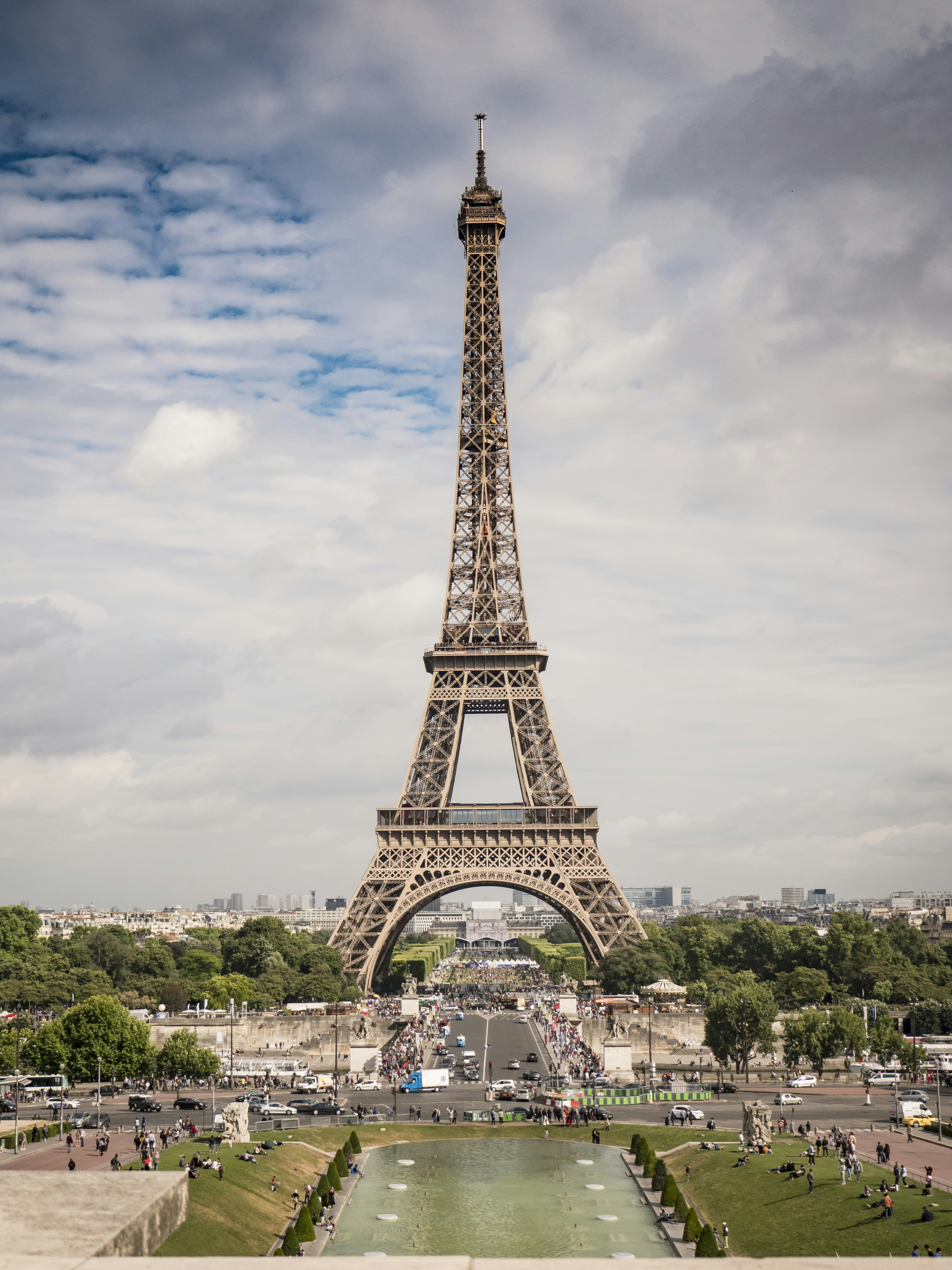 Una alta torre de metal con la Torre Eiffel al fondo foto – Imagen de ...