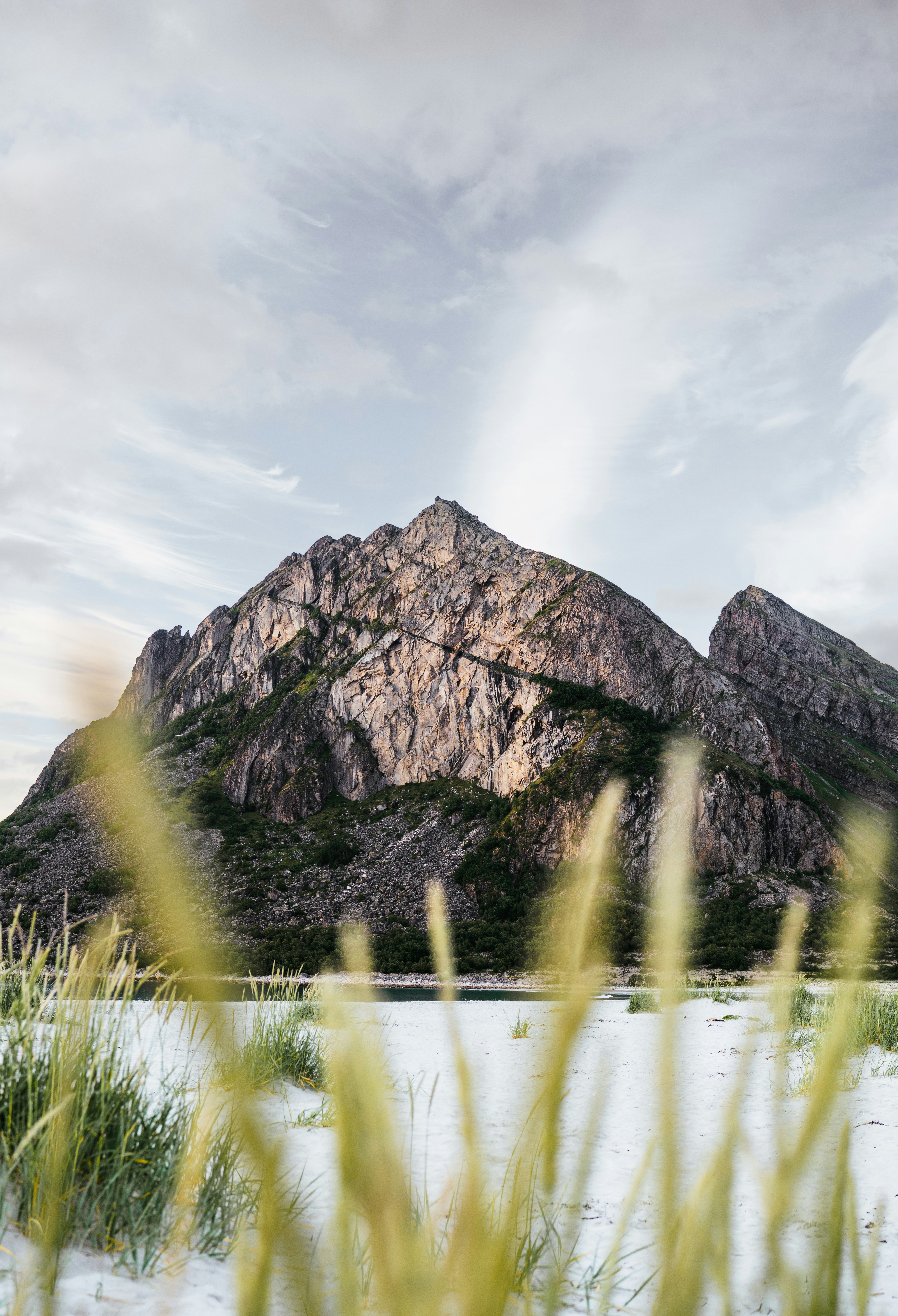 Une montagne au loin photo – Photo Steigen Gratuite sur Unsplash