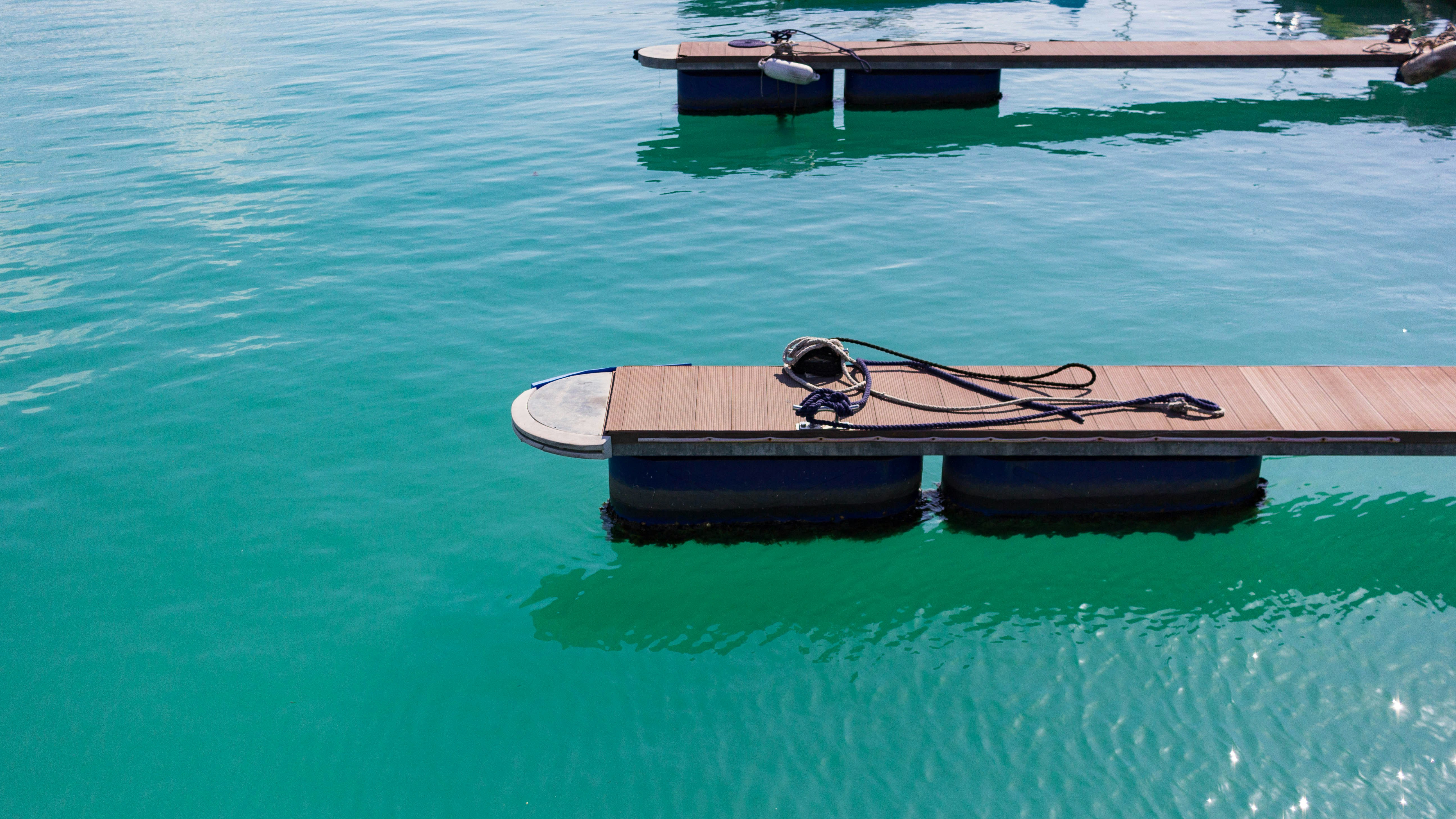 Teal Quiet: A Dock Rope Anchored Over Crystal-Clear Waters