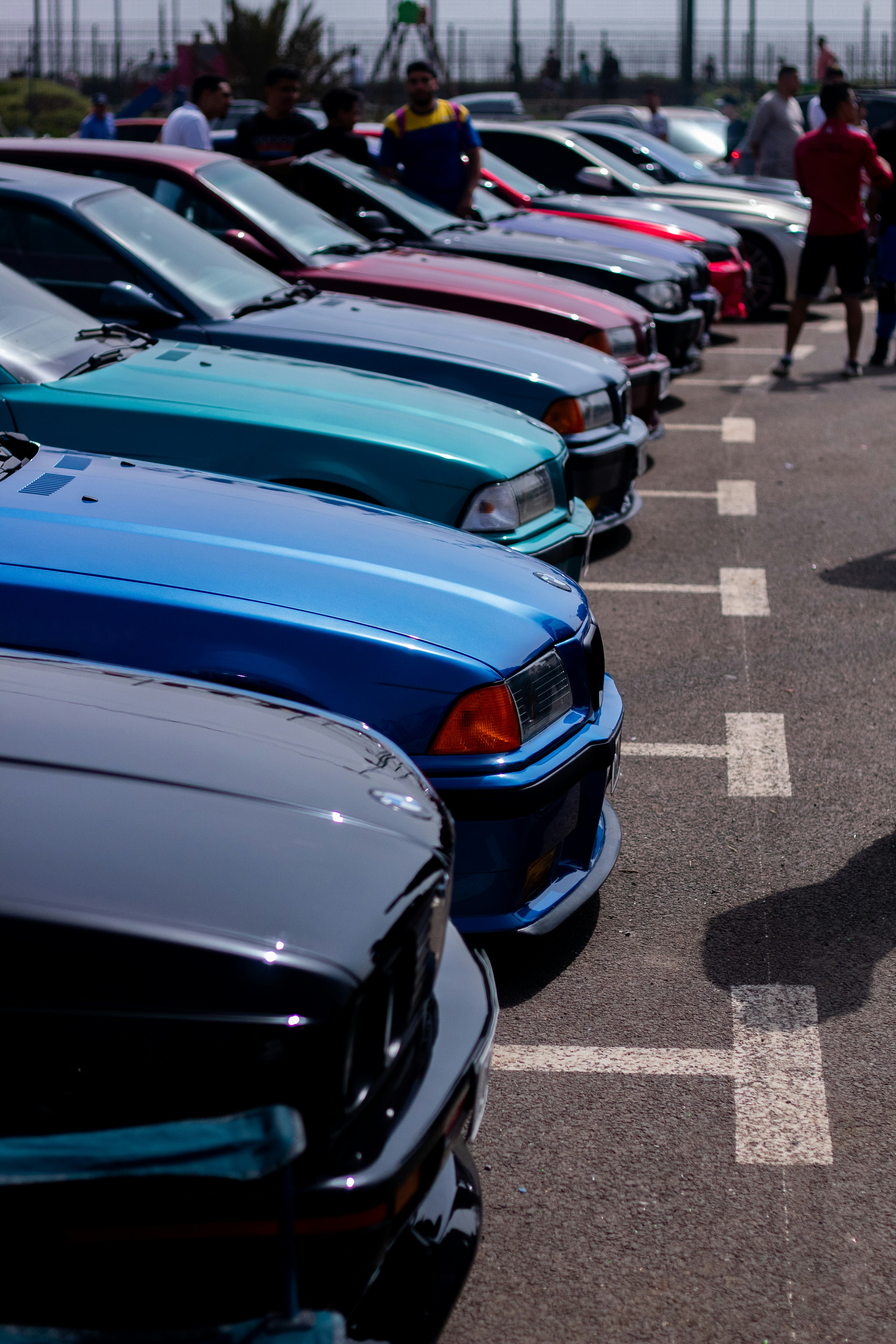 Un groupe de voitures garées dans un parking photo – Photo BMW E36 ...