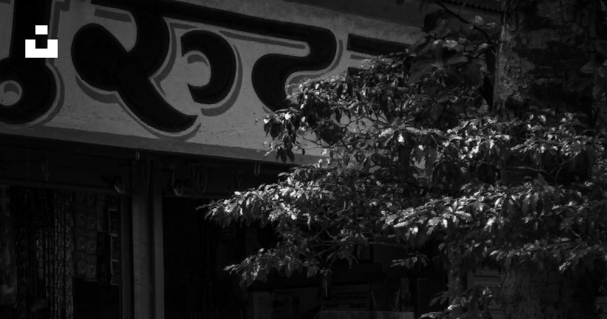 店の外に座っている人の写真 Unsplashの無料アムラヴァティ写真