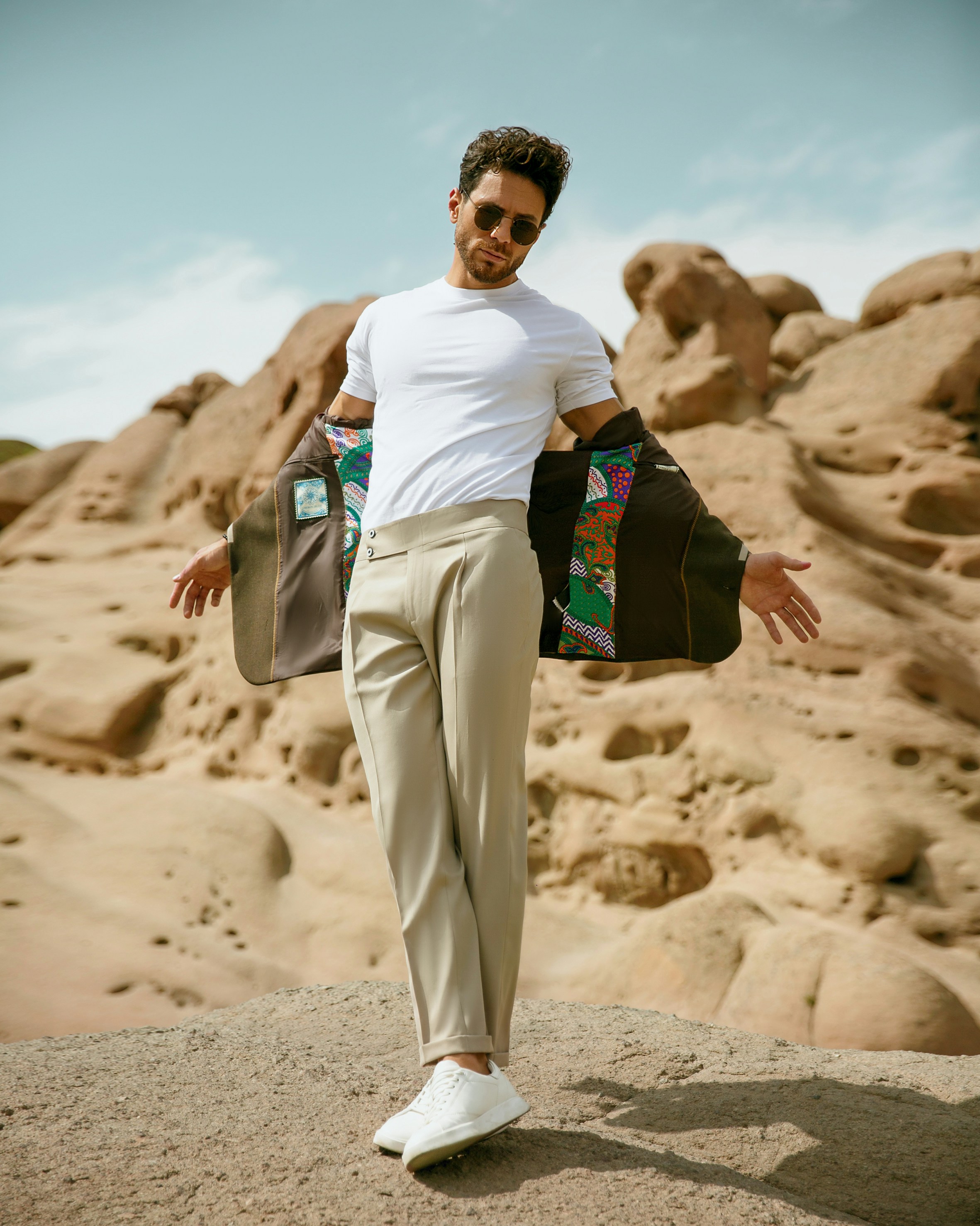 Un homme debout dans le sable photo – Photo Vardij Gratuite sur Unsplash