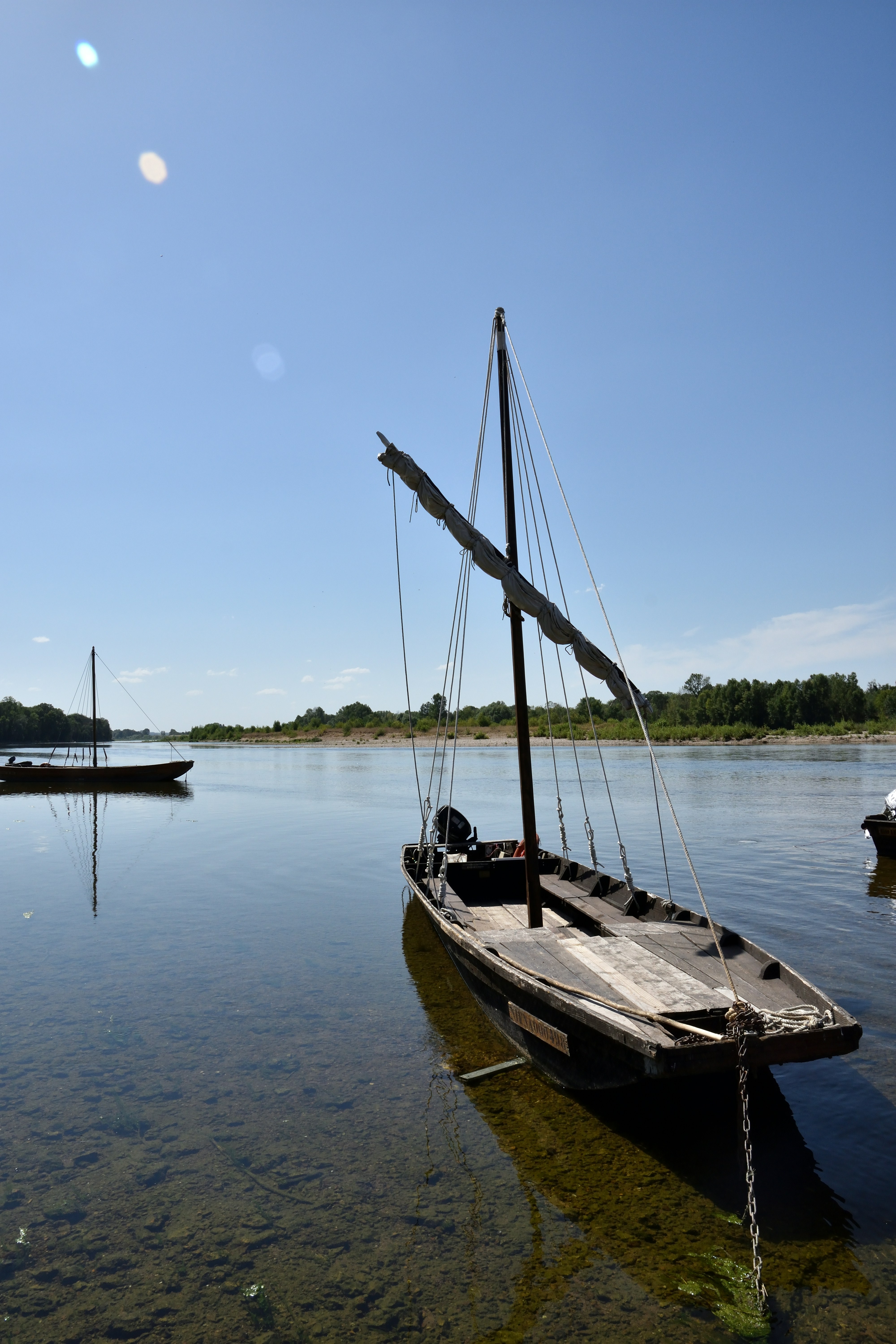 Foto Un barco atracado en un muelle – Imagen Francia gratis en Unsplash