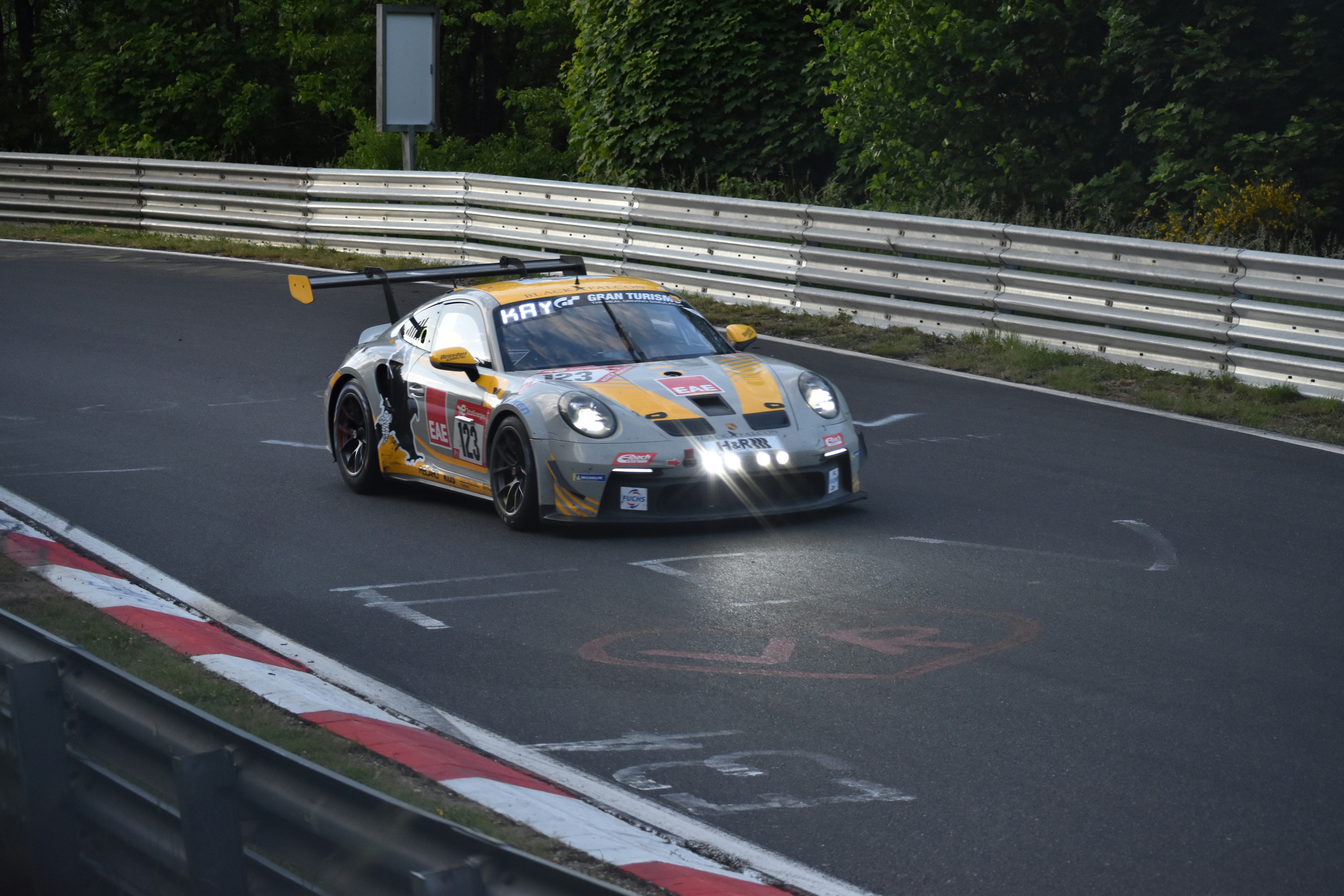 Une voiture de course sur une piste de course photo – Image gratuite de ...