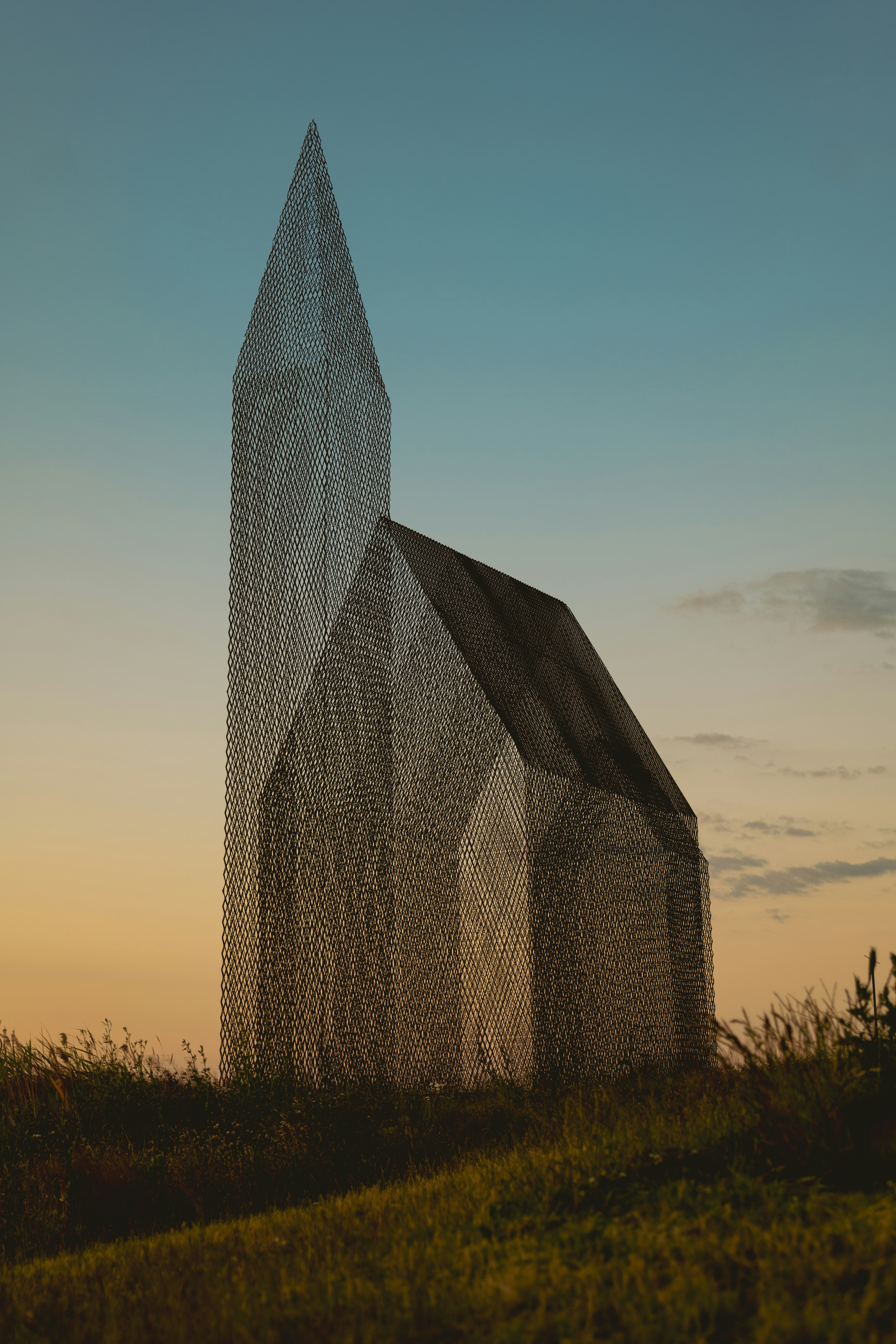 Un grand bâtiment avec un toit pointu photo – Photo Architecture ...