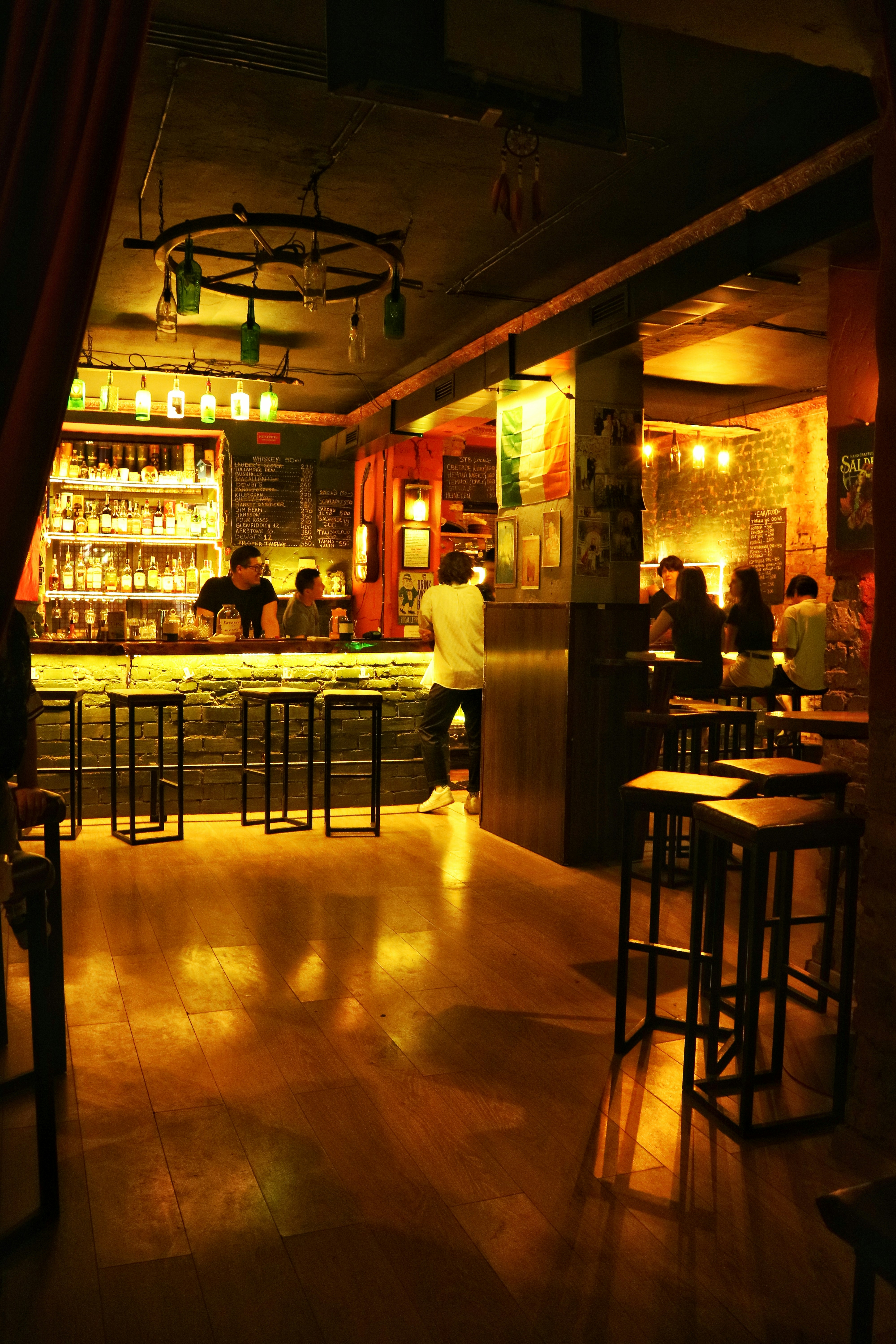 Foto Un grupo de personas en un bar – Imagen Alcohol gratis en Unsplash